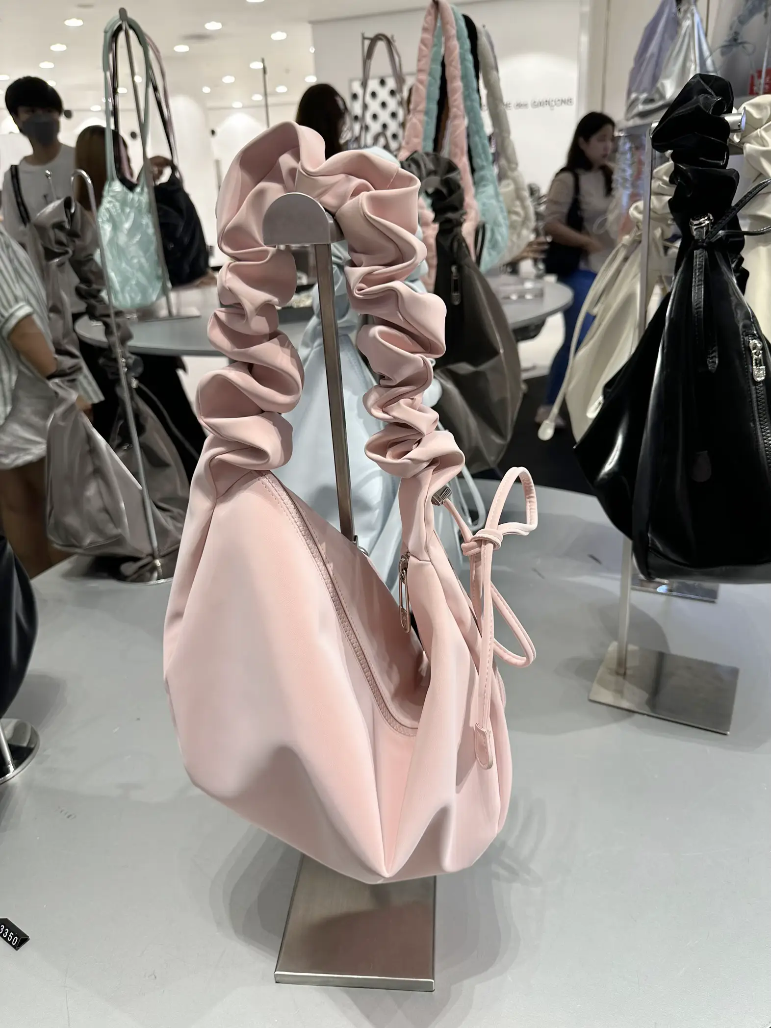 💗อัพเดทกระเป๋า CARLYN คอลใหม่ | แกลเลอรีที่โพสต์โดย Kade.journal🍃 🏻 | Lemon8