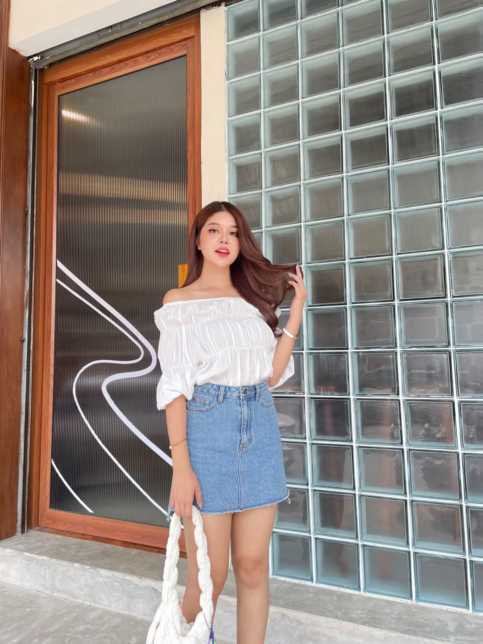 OOTD : แต่งตัวง่ายๆ เสื้อขาวกับกระโปรงยีนส์ | แกลเลอรีที่โพสต์โดย Gimmickjeans | Lemon8