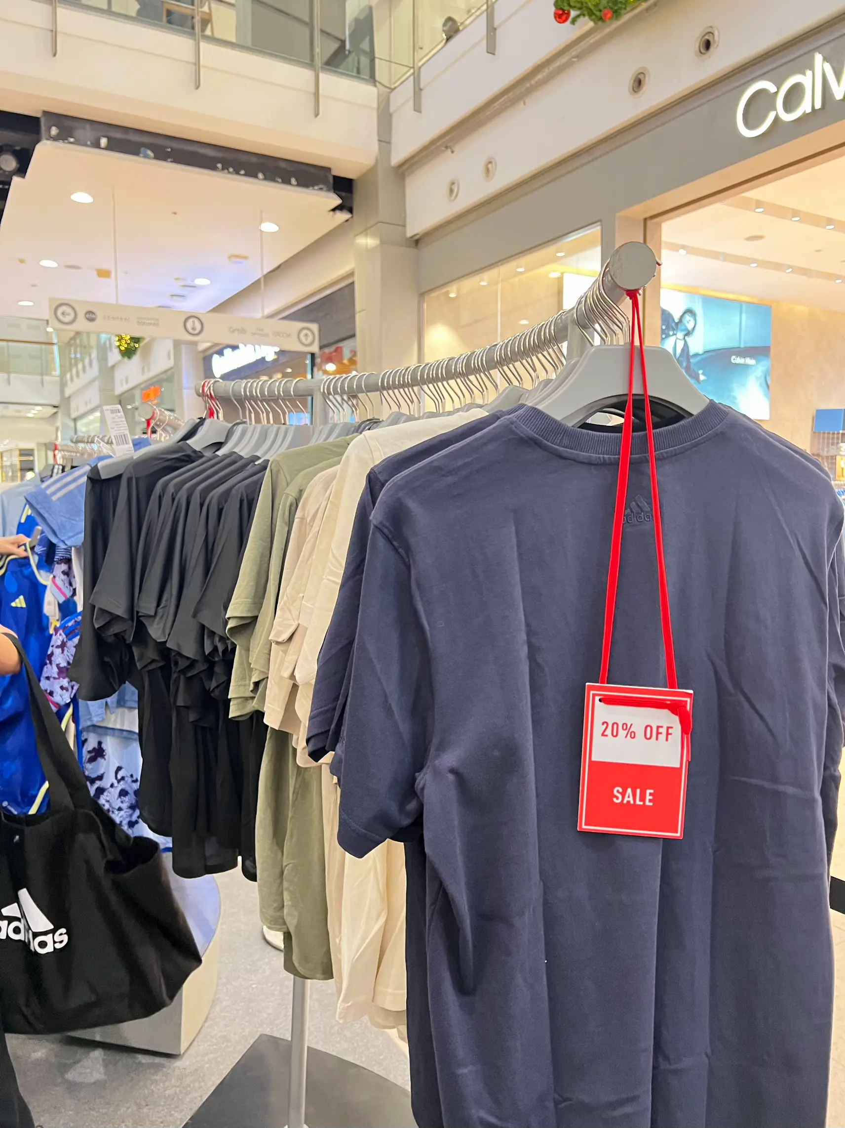 Adidas ลดแรงฉ่ำส่งท้ายปี 🍞💖 | แกลเลอรีที่โพสต์โดย FahCwp | Lemon8