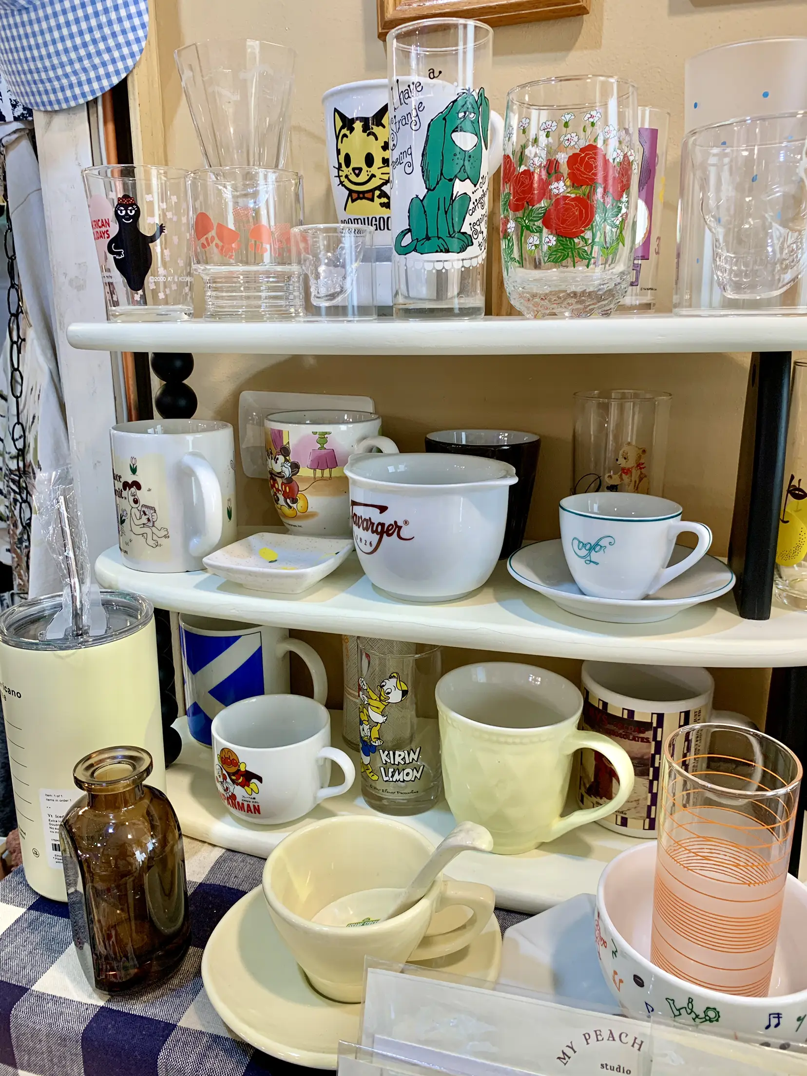 ร้านกิ๊ฟช็อป บนตึกแดง | แกลเลอรีที่โพสต์โดย Noon Channel | Lemon8