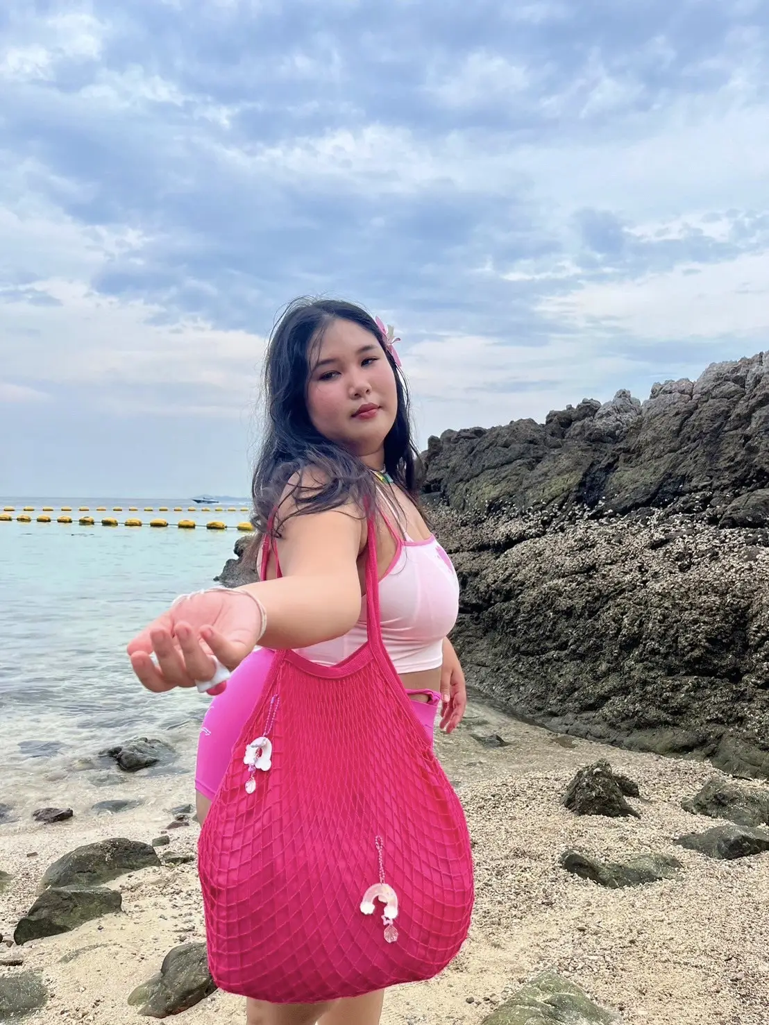 OOTD ไปทะเล๊ของสาวอวบโทนสีสดใส | แกลเลอรีที่โพสต์โดย earn_pchr | Lemon8