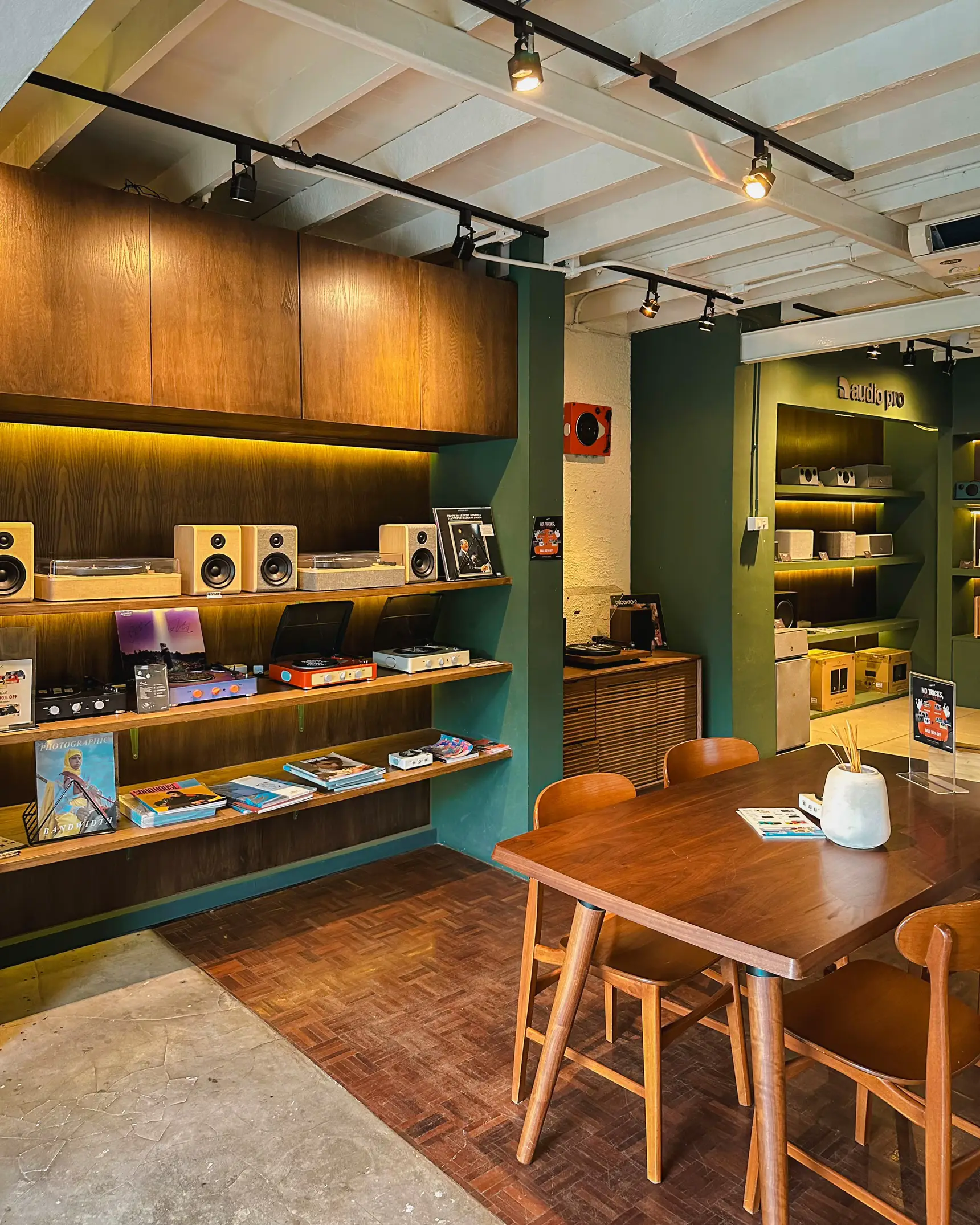 KOOPS COFFEE ; คาเฟ่และร้านแผ่นสียงลับๆย่านเอกมัย💿 | แกลเลอรีที่โพสต์โดย PICMEUPPLEASE | Lemon8