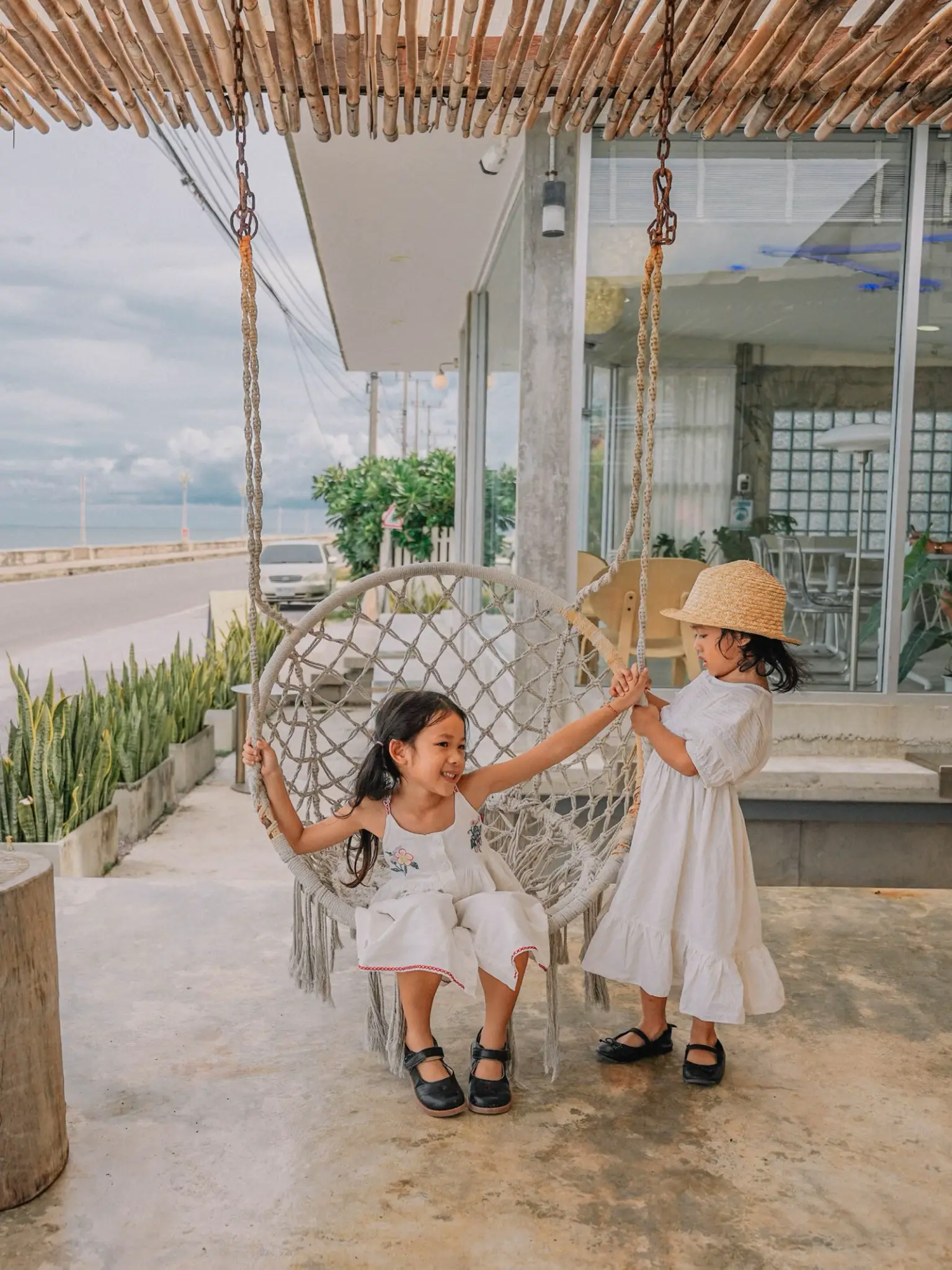 คาเฟ่ริมทะเลฟิลปูซาน Pisces cafe ทับสะแก🍋🏝 | แกลเลอรีที่โพสต์โดย ลาพัก ...