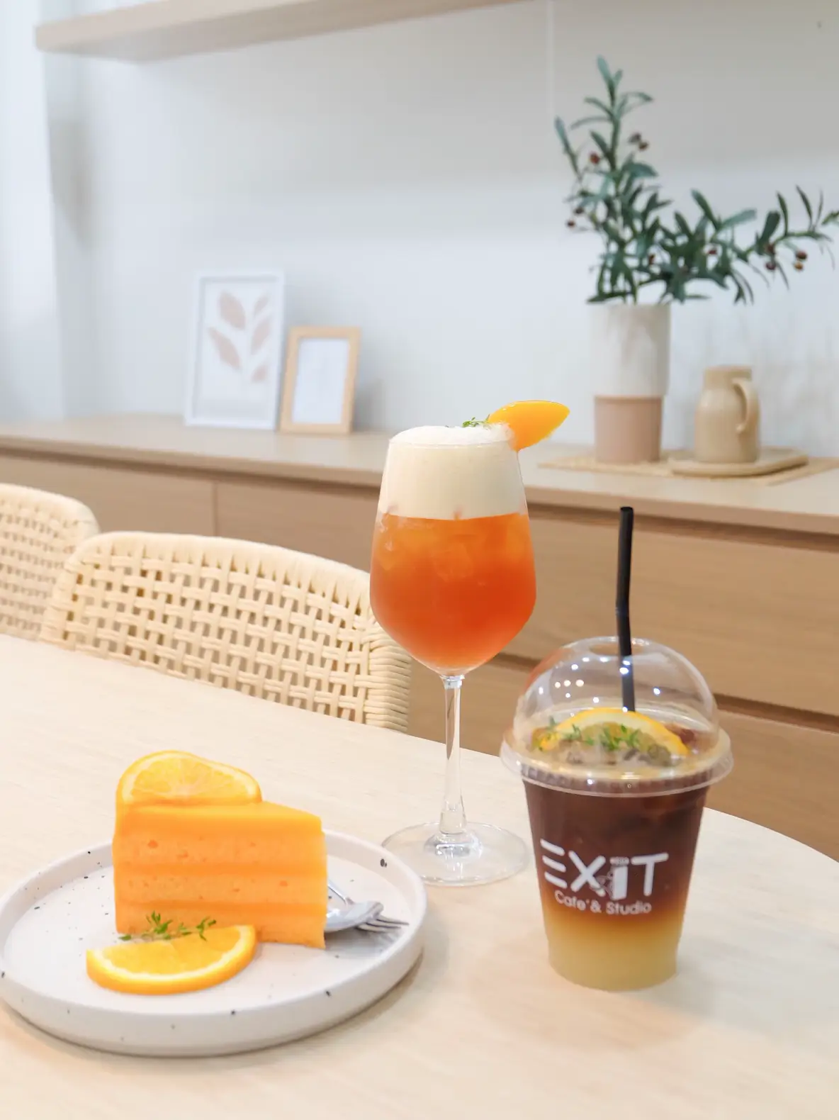 แจกพิกัด 3 cafe' 3 style | Rayong ☕️ | แกลเลอรีที่โพสต์โดย เที่ยวชาร์จแบต | Lemon8