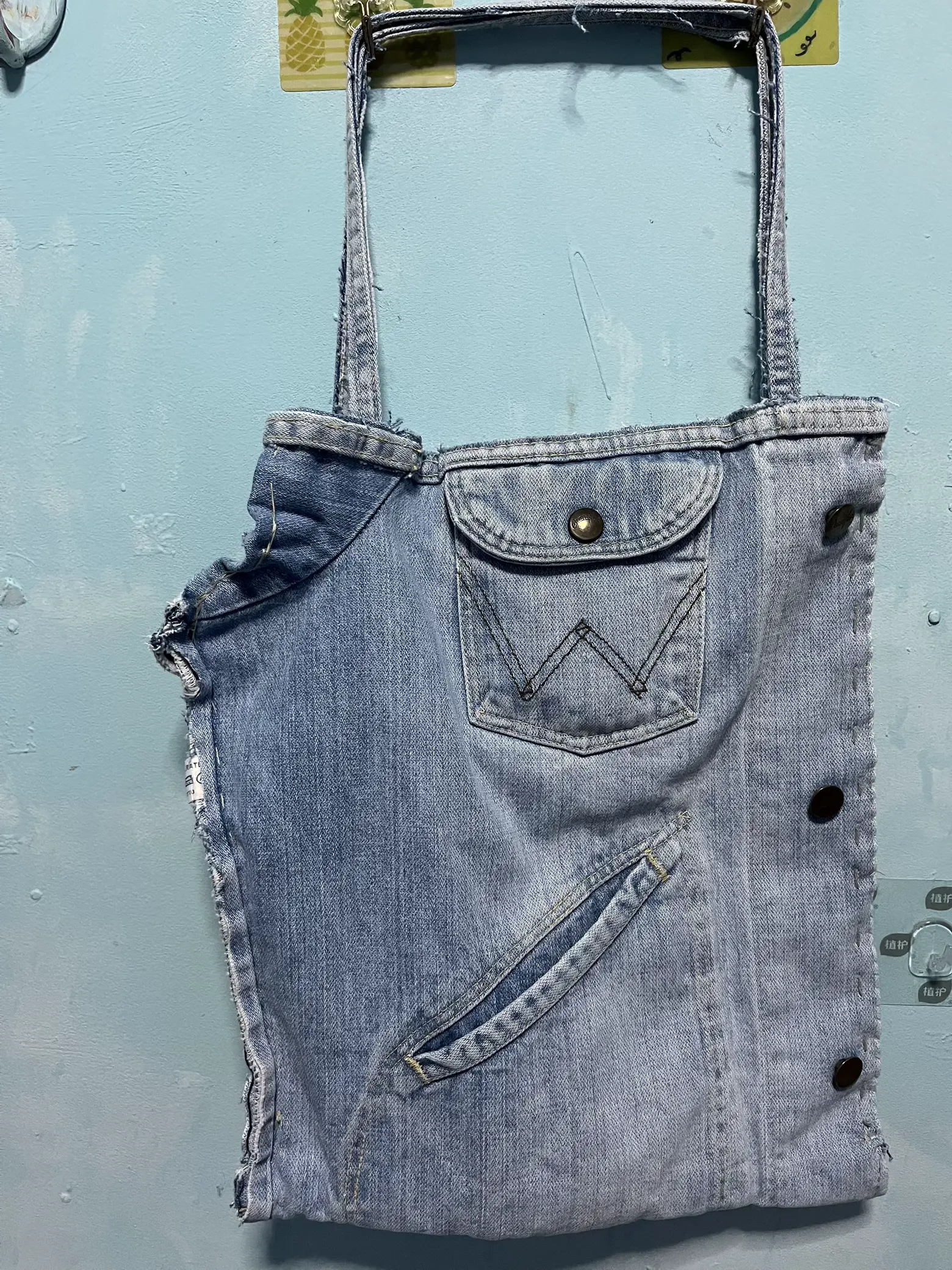 Diy. เสือยีนต์เป็น กระเป๋าเท่ๆ | แกลเลอรีที่โพสต์โดย Far Sai Far | Lemon8