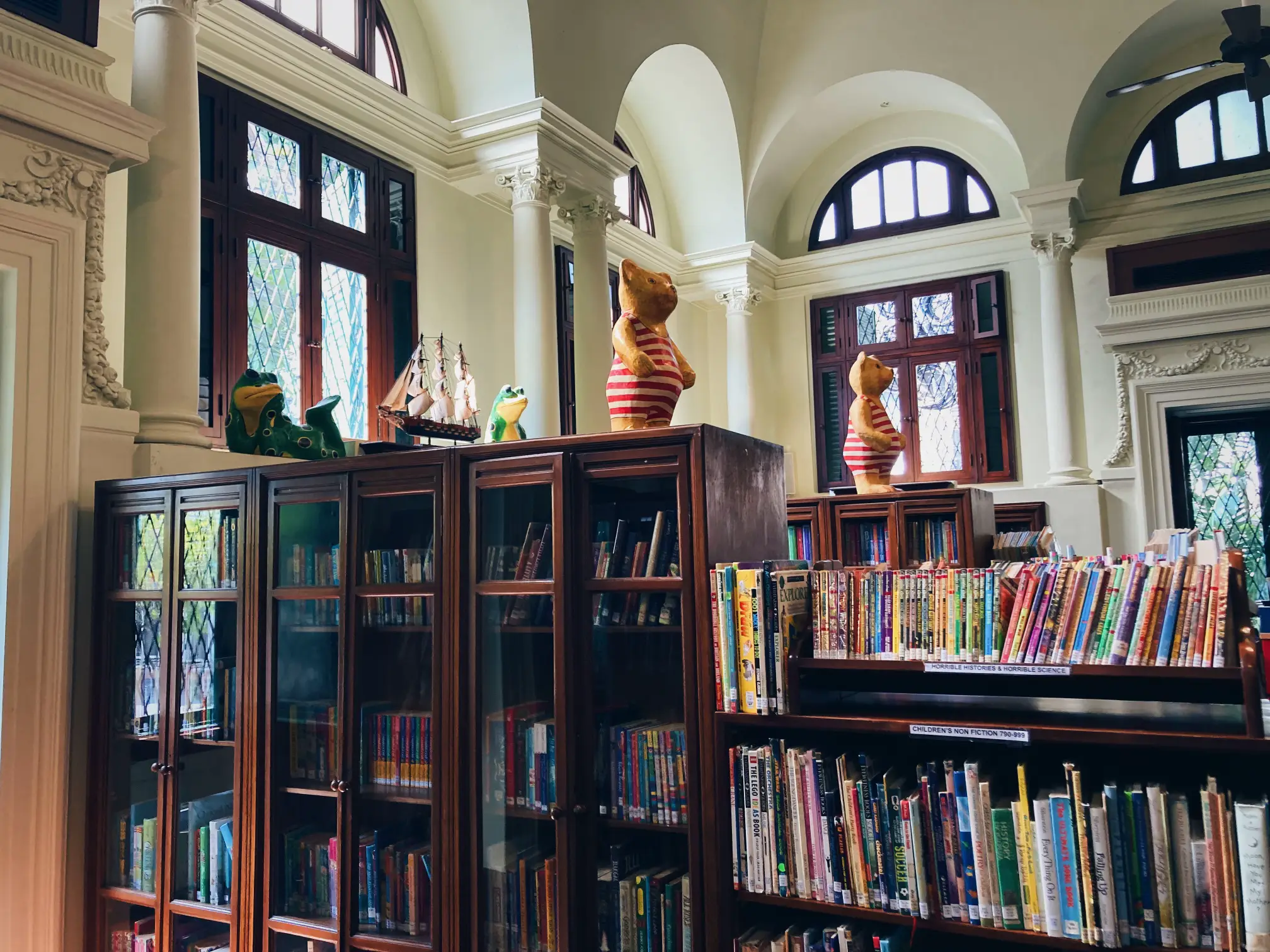 ห้องสมุดสไตล์คลาสสิก: Neilson Hays Library 📖🤎 | แกลเลอรีที่โพสต์โดย ...