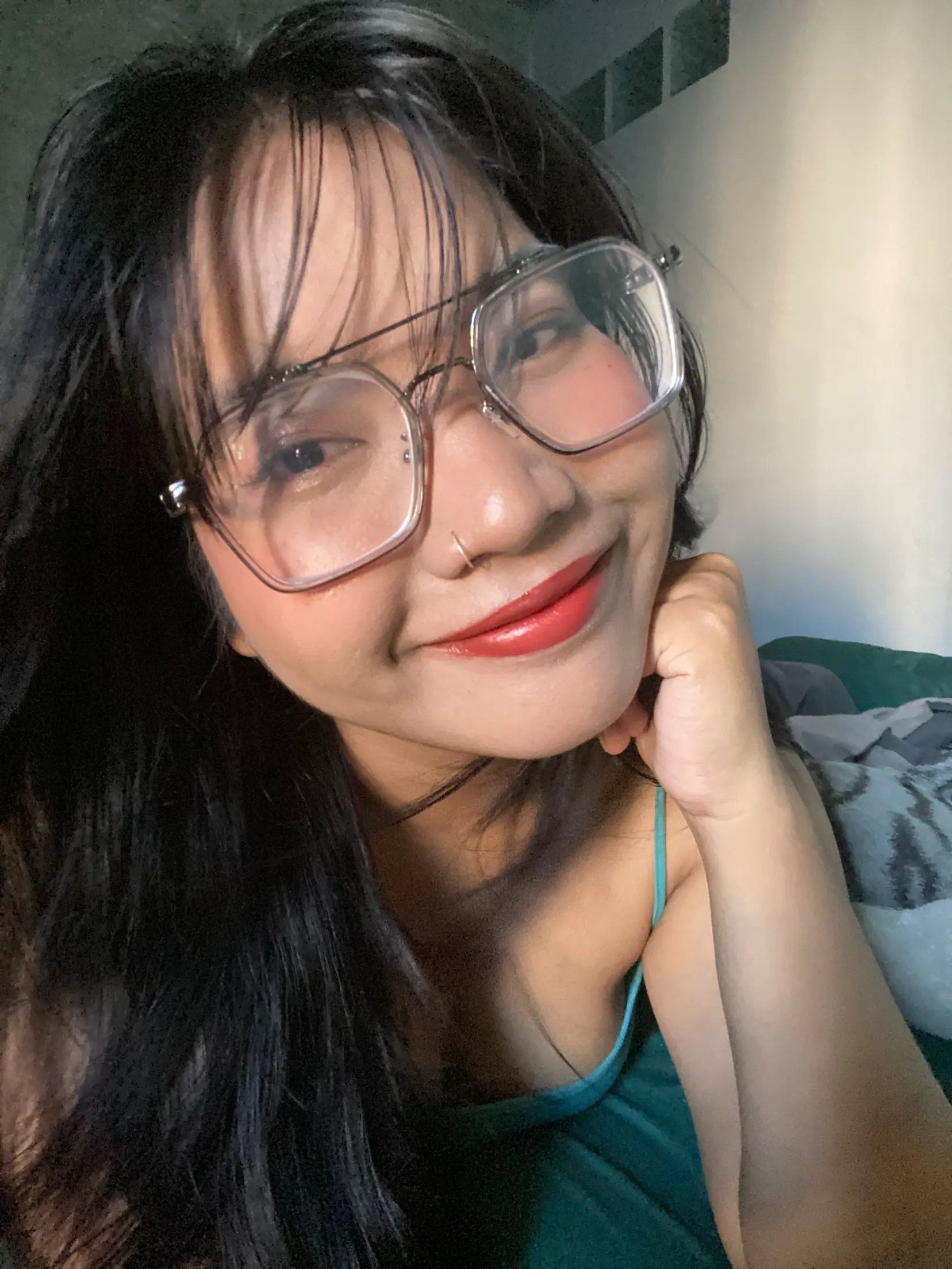 แต่งหน้าลุคสาวแว่นอยู่ห้องชิวๆ | แกลเลอรีที่โพสต์โดย Bua Bua | Lemon8