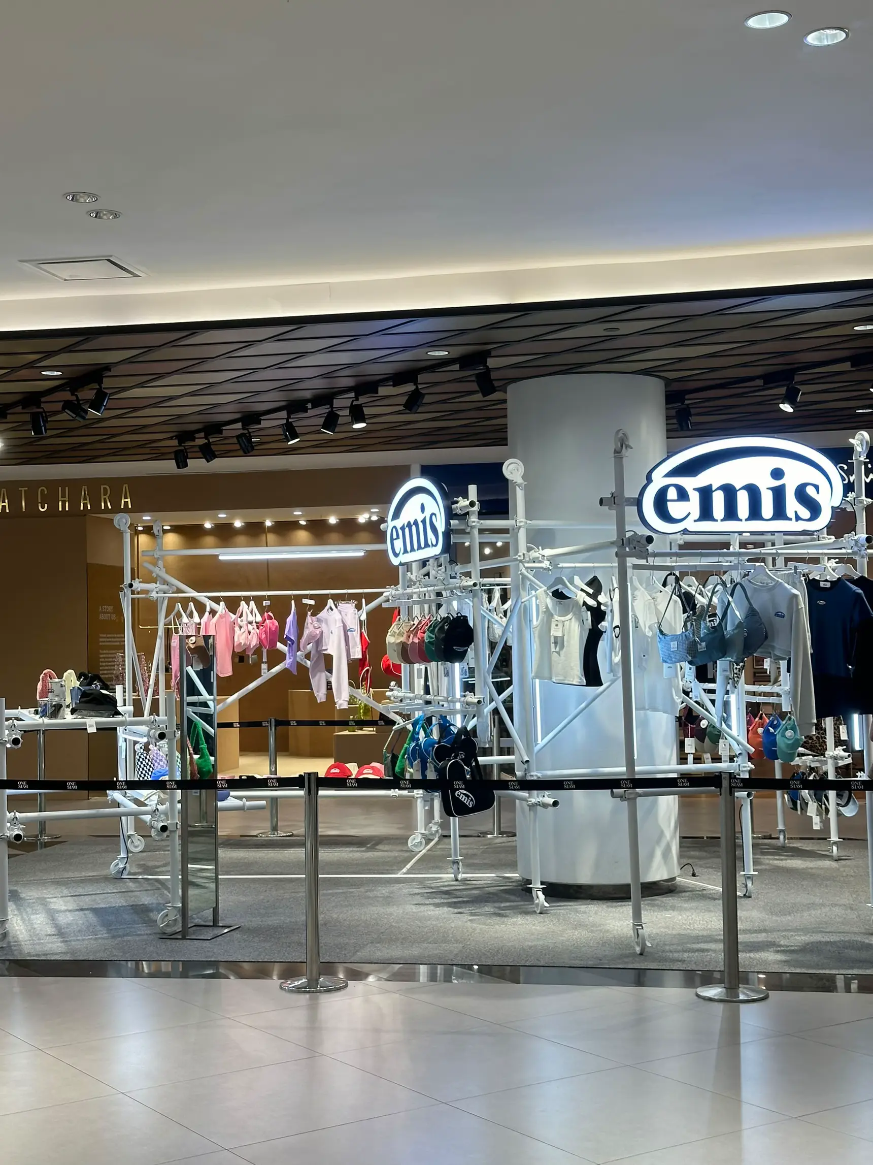 Emis💫สตรีทแบรนด์เกาสุดฮิต มาเปิดpop-up store ที่สยาม ดิสส😍 | แกลเลอรีที่โพสต์โดย Benjarat St ...