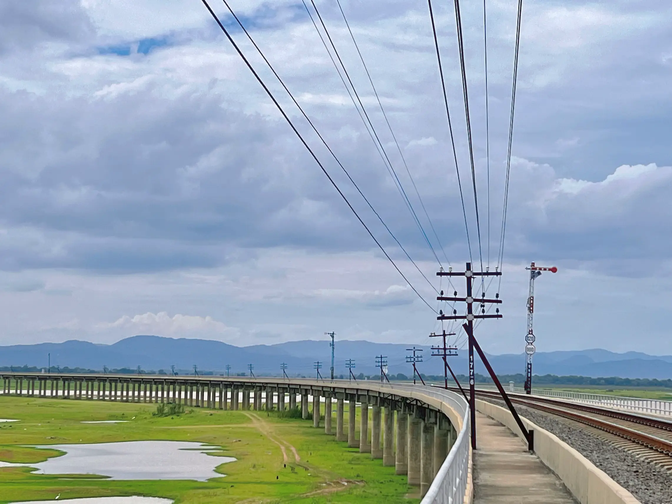 Floating train at Lopburi. | แกลเลอรีที่โพสต์โดย Ordinary Nurse | Lemon8
