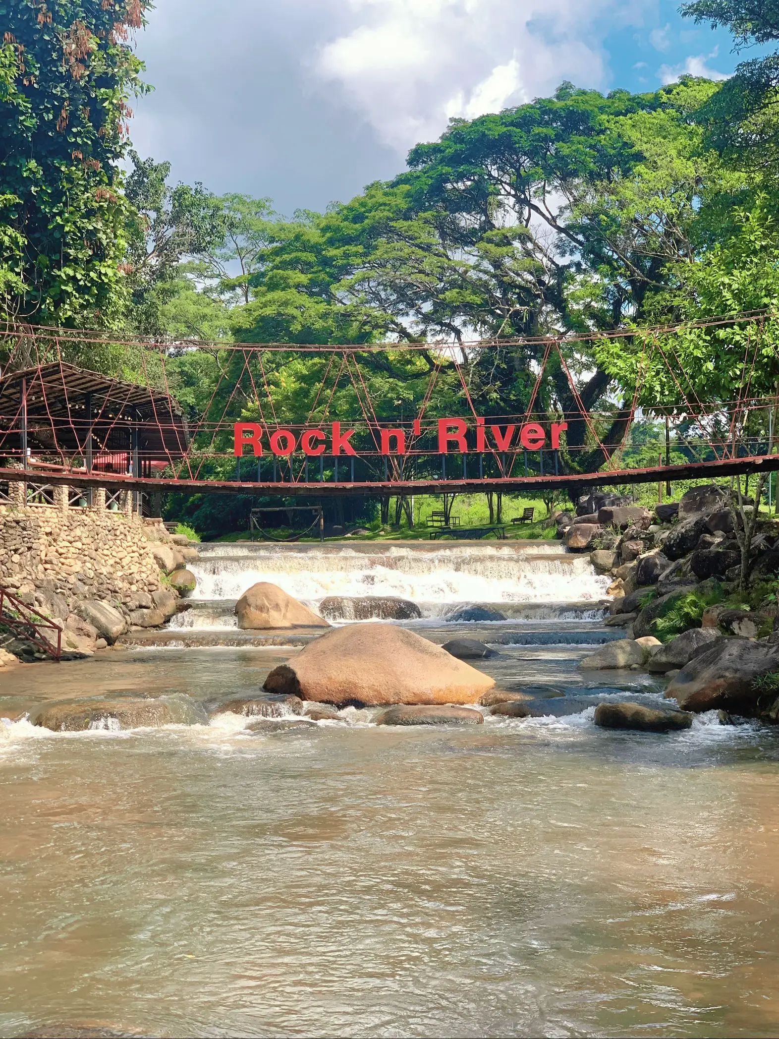 ที่เที่ยวหน้าหนาว “ปางแฟน” Rock n River เชียงใหม่ | แกลเลอรีที่โพสต์โดย หนีลูกไปเที่ยว | Lemon8
