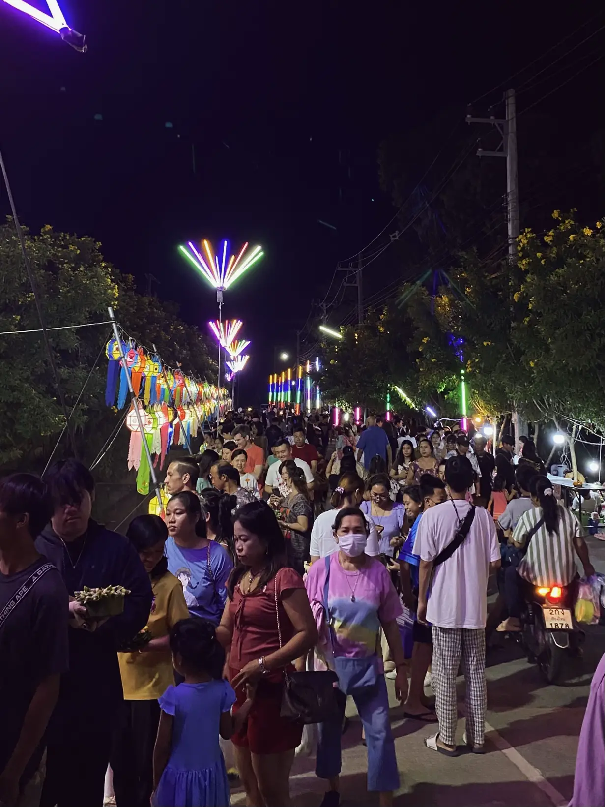 ลอยกระทงแม่ท่าช้าง หางเชียงใหม่ดง | แกลเลอรีที่โพสต์โดย Pannaphat | Lemon8