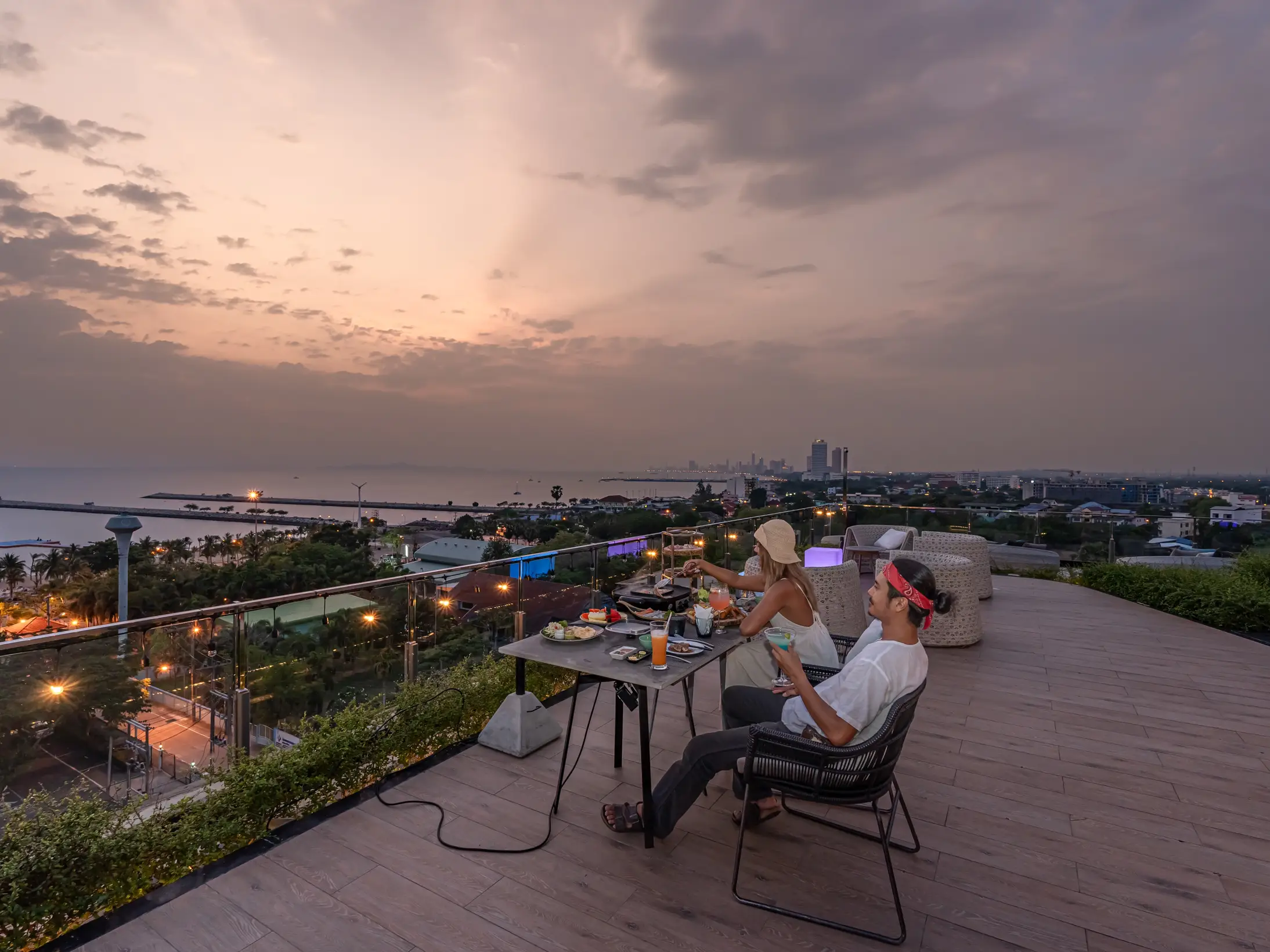 โรงแรมพัทยาใกล้หาด Rooftop วิวปัง 🌴 | แกลเลอรีที่โพสต์โดย GreenNavigator | Lemon8