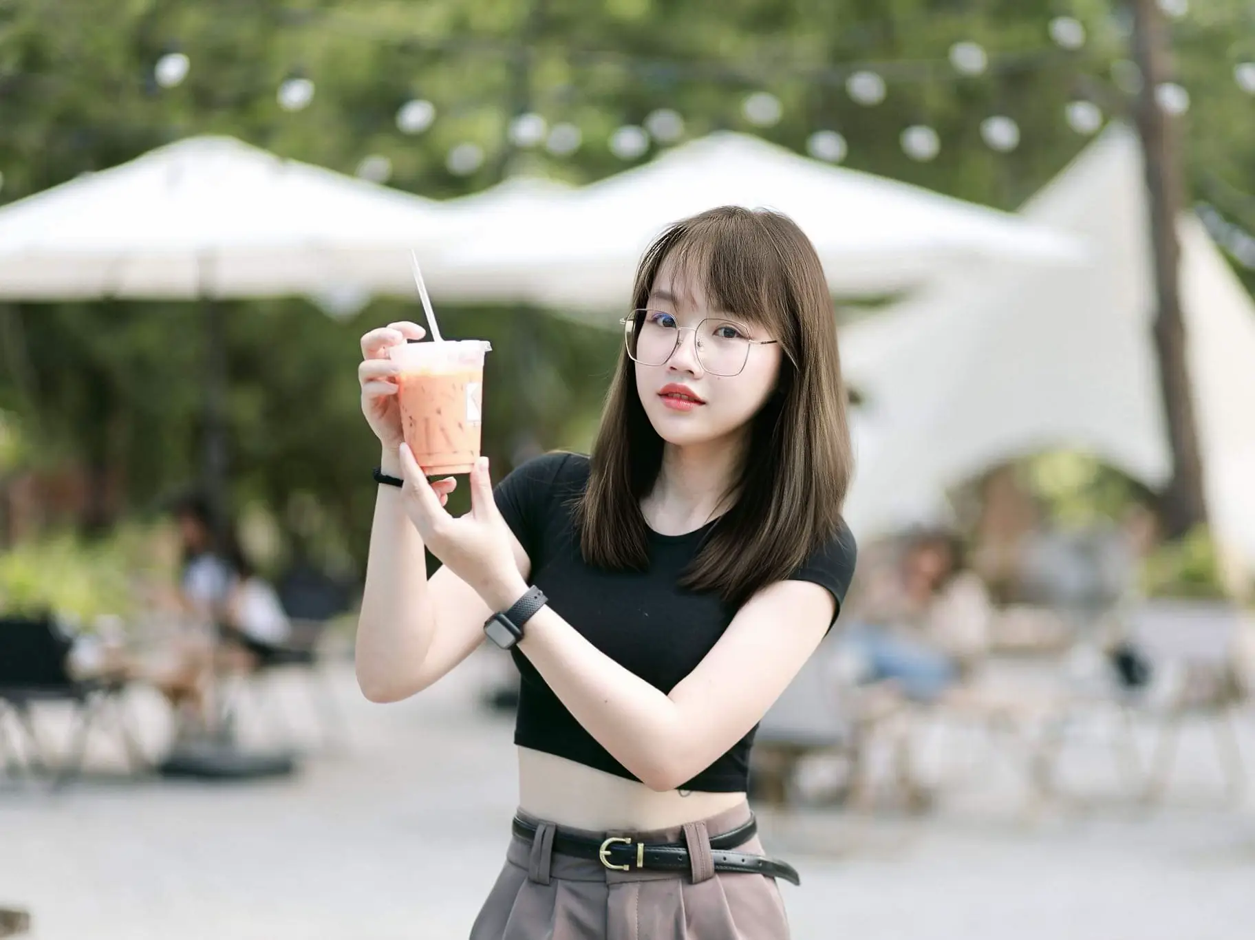 ไอเดียถ่ายรูปถือแก้วน้ำ ☕️📸 | แกลเลอรีที่โพสต์โดย Natt_Cha | Lemon8