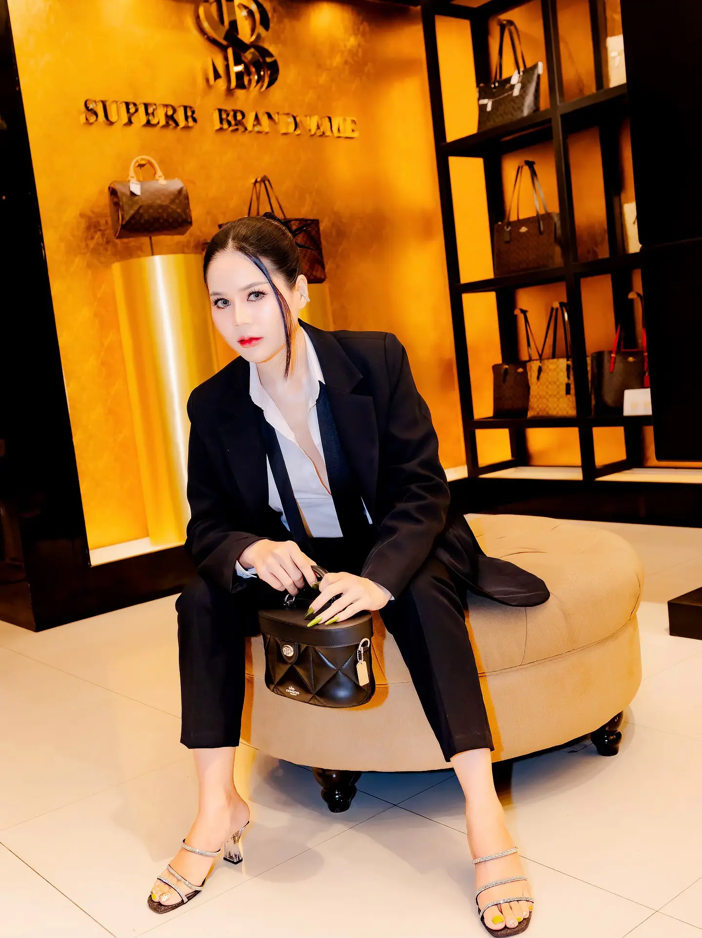 โพสต์ท่ายังไงให้ดูแพง “ ลุคนักธุรกิจ ” 💼 | แกลเลอรีที่โพสต์โดย Kaimook Phiraya | Lemon8