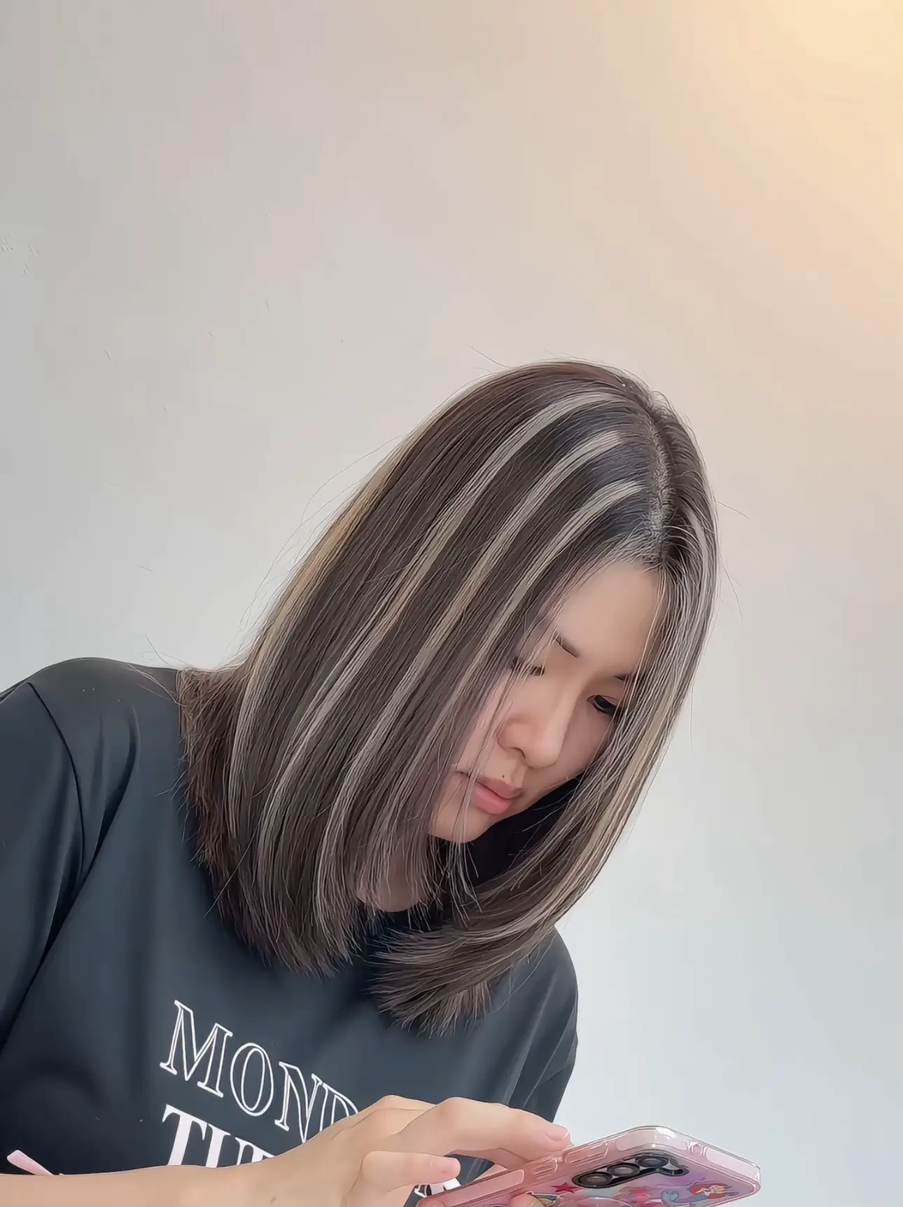 ผมเด่นเห็นมาแต่ไกล! ไอเดียสีผมไฮไลท์สุดฮิต เสริมความ🍦 | แกลเลอรีที่โพสต์โดย bbmay 7 | Lemon8