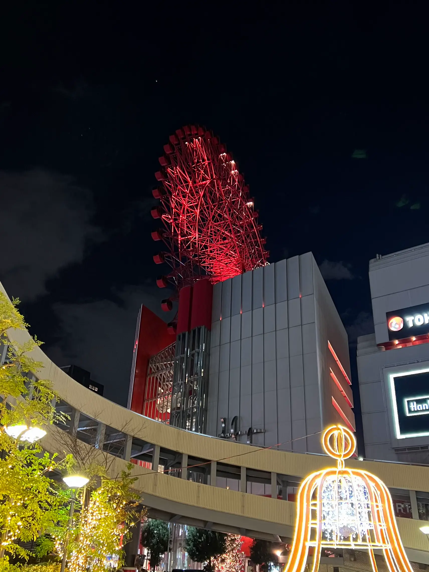 Hep Five Ferris Wheel | ชิงช้าสวรรค์แดงย่าน Umeda | แกลเลอรีที่โพสต์โดย Tiwa | Lemon8