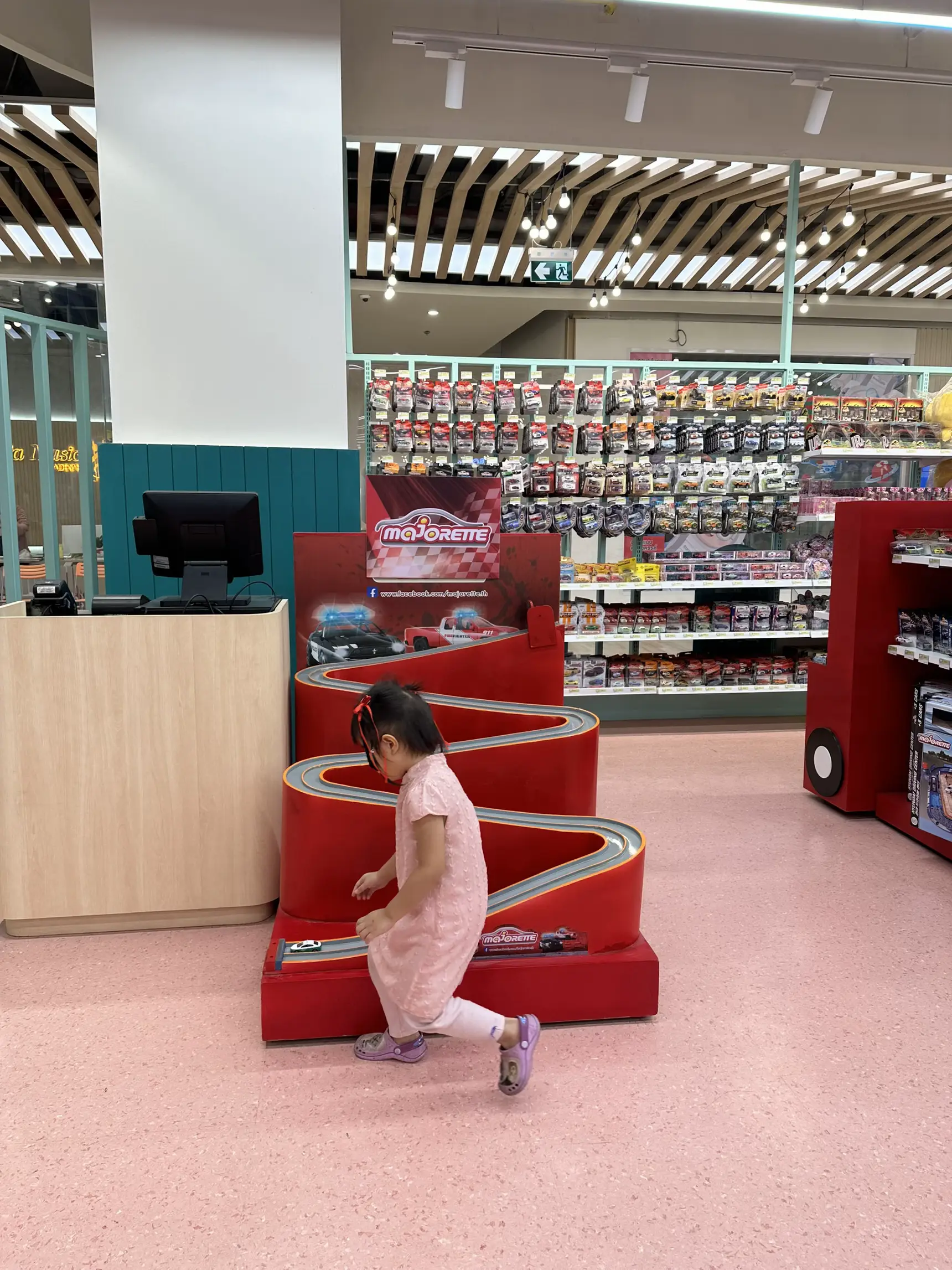 พาลูกเล่น : มุมลับร้านหนังสือ B2S Central Westgate ชั้นG | แกลเลอรีที่โพสต์โดย ไอแอมอั่งเปา | Lemon8