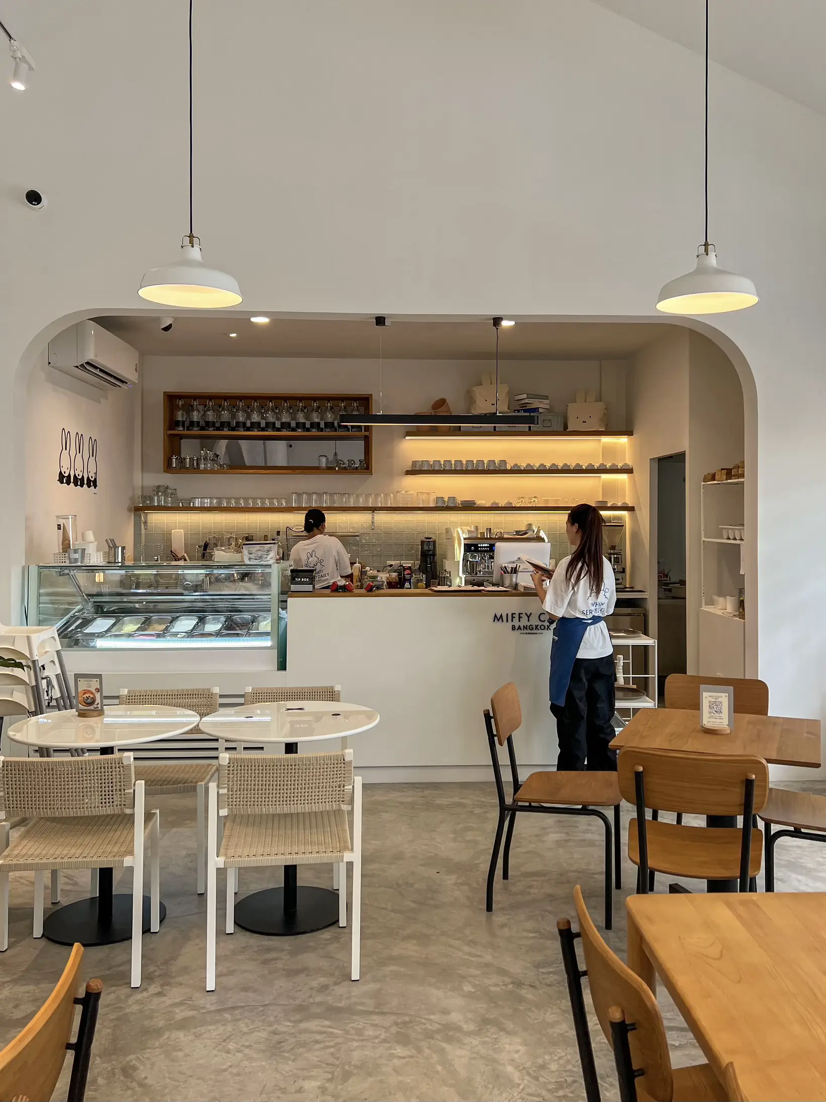 🧈คาเฟ่บรันช์ vibe ต่างประเทศเปิดใหม่ย่านสาทร🥞🍳 | แกลเลอรีที่โพสต์โดย Jabchaith | Lemon8