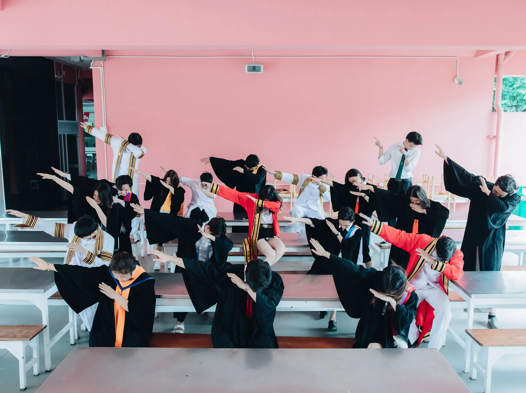 ถ่ายรูปรับปริญญา EP.2 ถ่ายกับกลุ่มเพื่อน 20 คน📷💖 | แกลเลอรีที่โพสต์โดย mormor | Lemon8