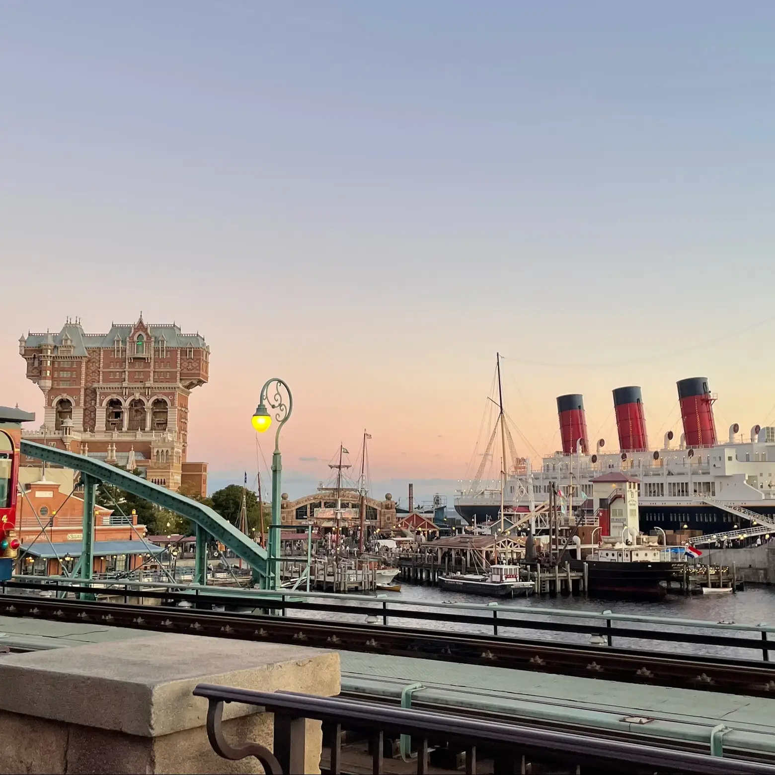 อาหารทะเลดิสนีย์เดินกูร์เมต์🌋💙 | แกลเลอรีที่โพสต์โดย tomfelton_rin | Lemon8