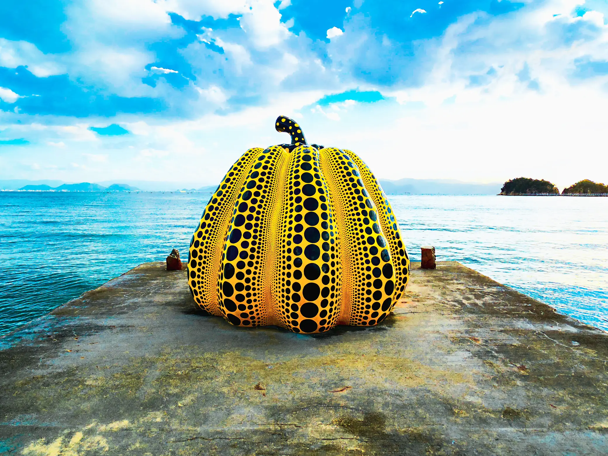 [Naoshima] Yayoi Kusama's yellow pumpkin in various time zones | Gallery posted by aynaa｜旅とグルメ👠 ...