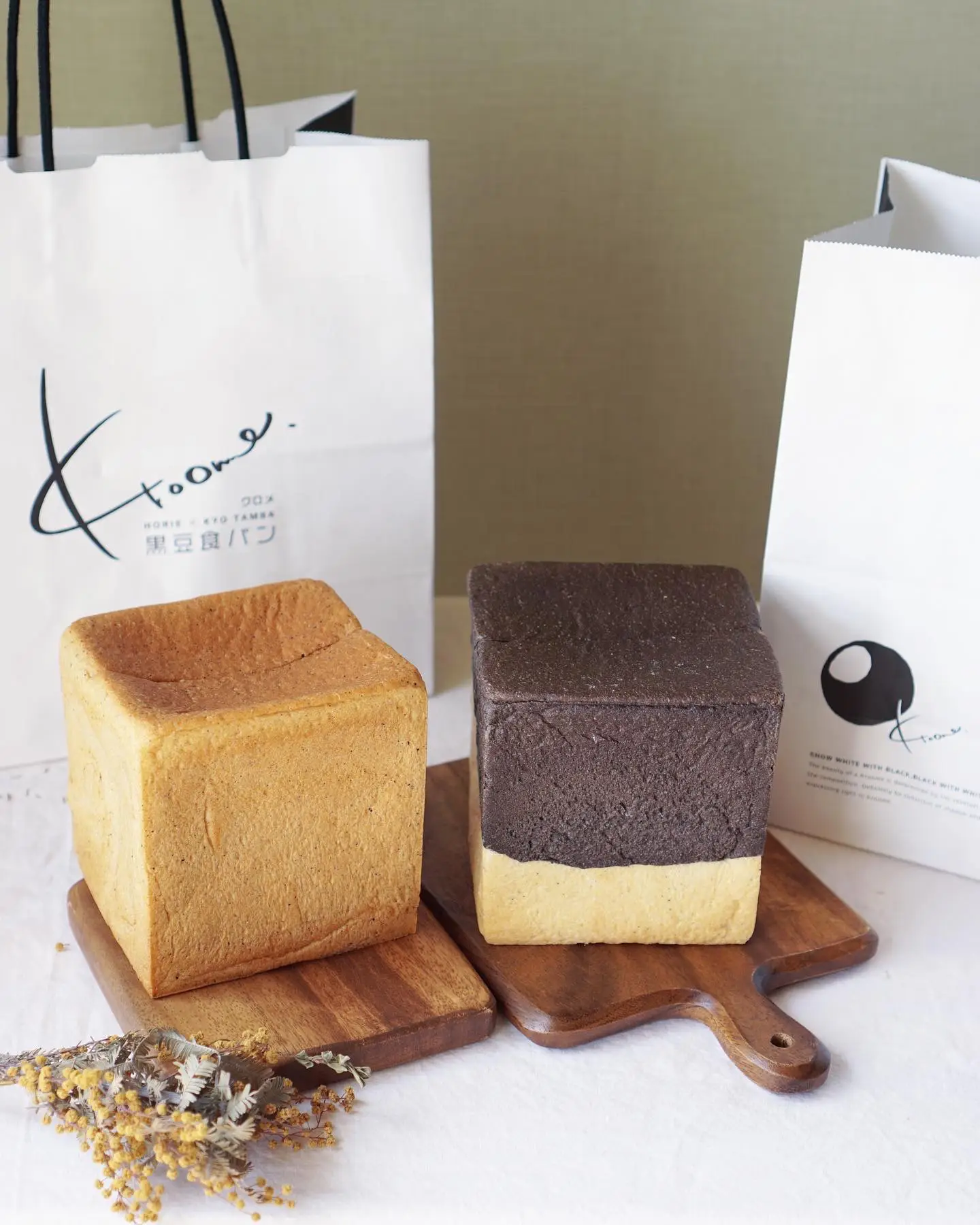 Soba shop devised! Luxury bread specialty store with black beans as the ...