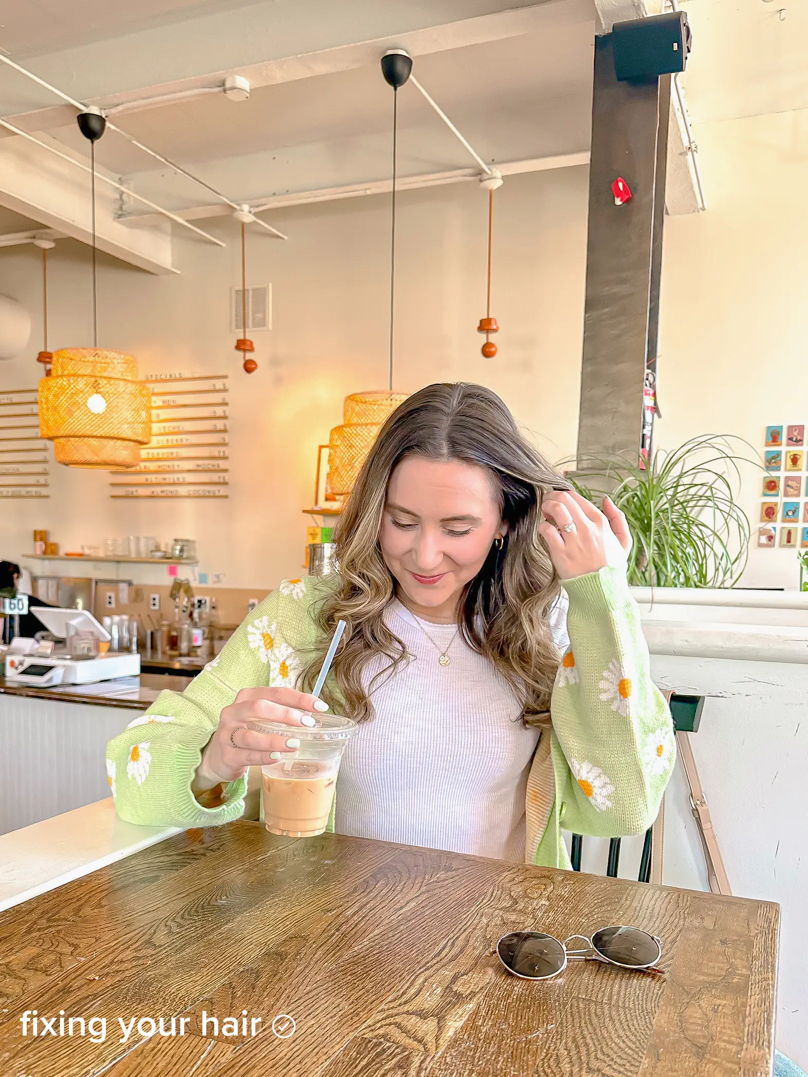 Photo ideas at a coffee shop ☕️📸🍃 | แกลเลอรีที่โพสต์โดย Danielle ...