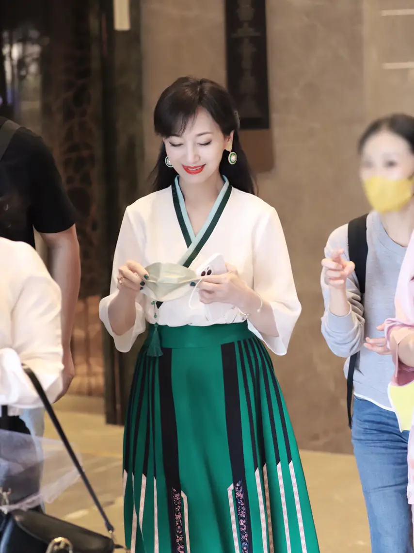 Ageless goddess Zhao Yazhi | Designer LIN QIが投稿したフォトブック | Lemon8