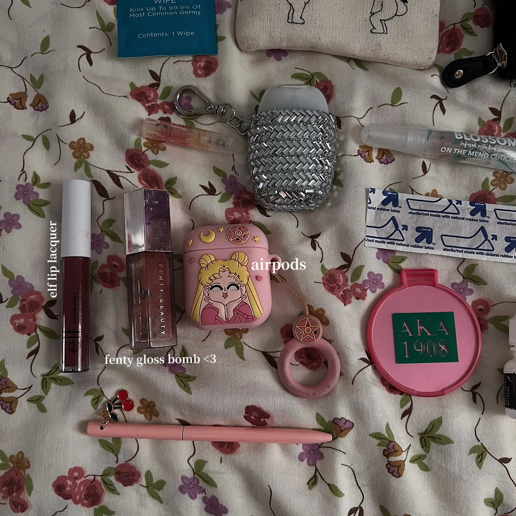 whats in my bag 👜 | Gallery posted by Saraí | Lemon8