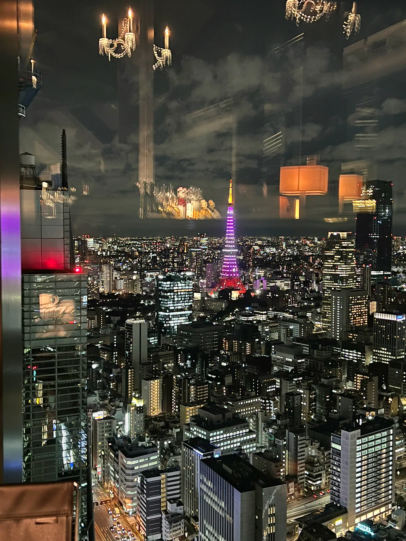 A stylish bar with a view of Tokyo Tower from 215 meters above the ...