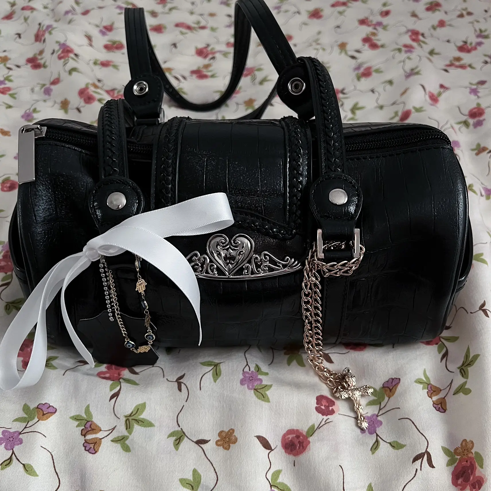 whats in my bag 👜 | Gallery posted by Saraí | Lemon8