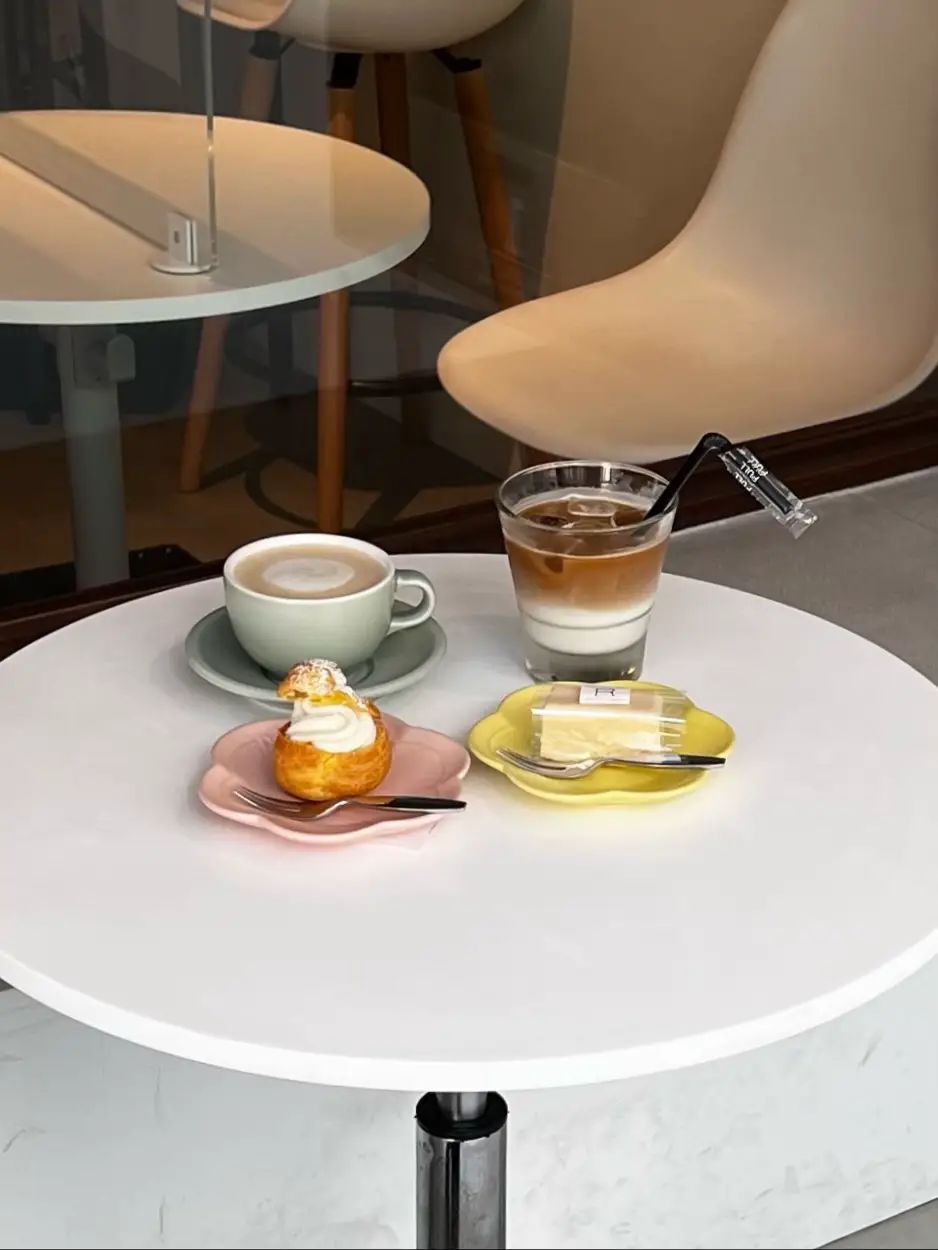 広島でモノトーンカフェに行くならここ‼︎『Hakushima_r』 | yattaが投稿したフォトブック | Lemon8