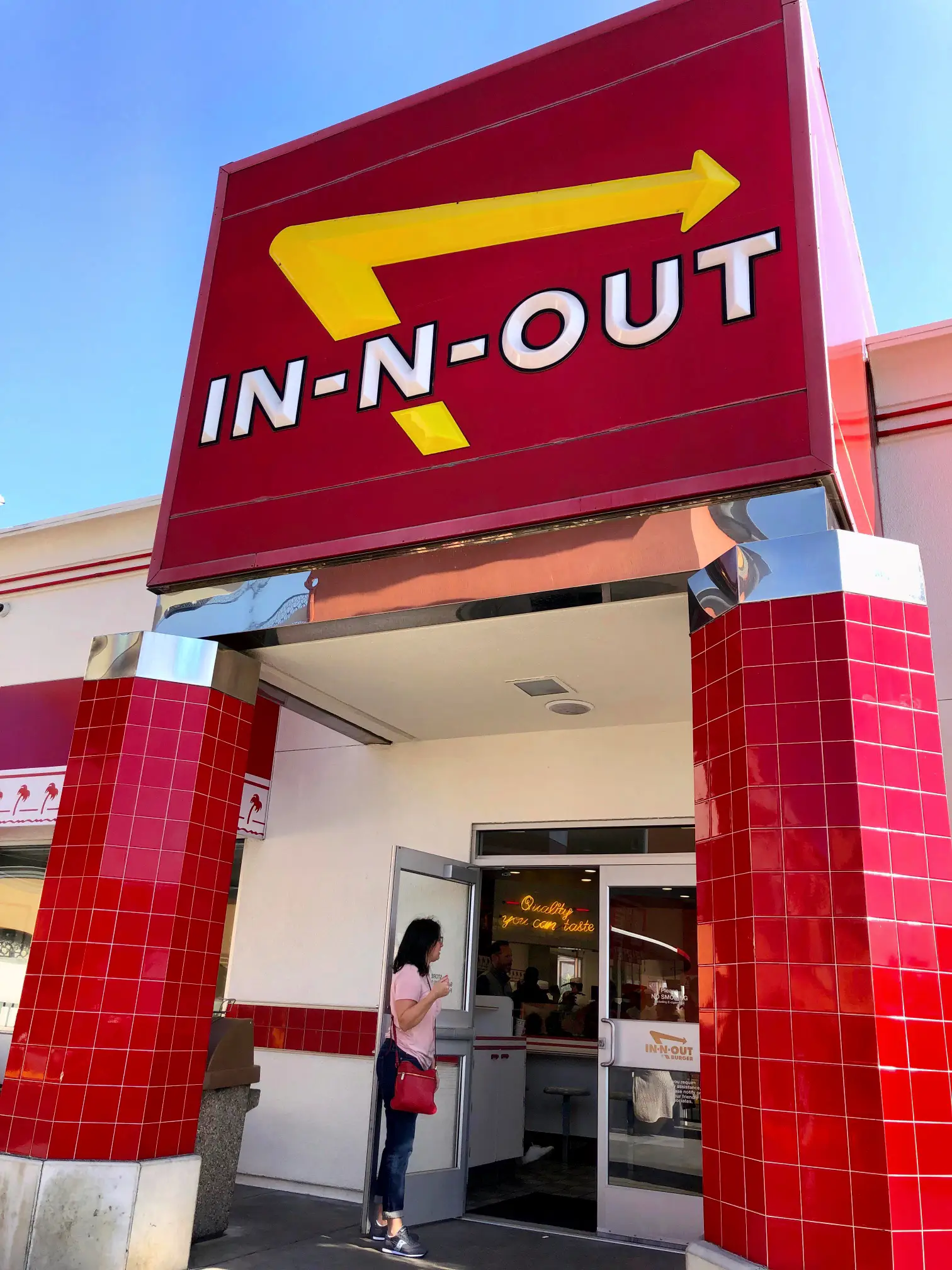 【ロサンゼルス】飛行機を見ながら食べれる！In-N-Out Burger🍔 | cha|東京&福岡グルメ🌈が投稿したフォトブック | Lemon8