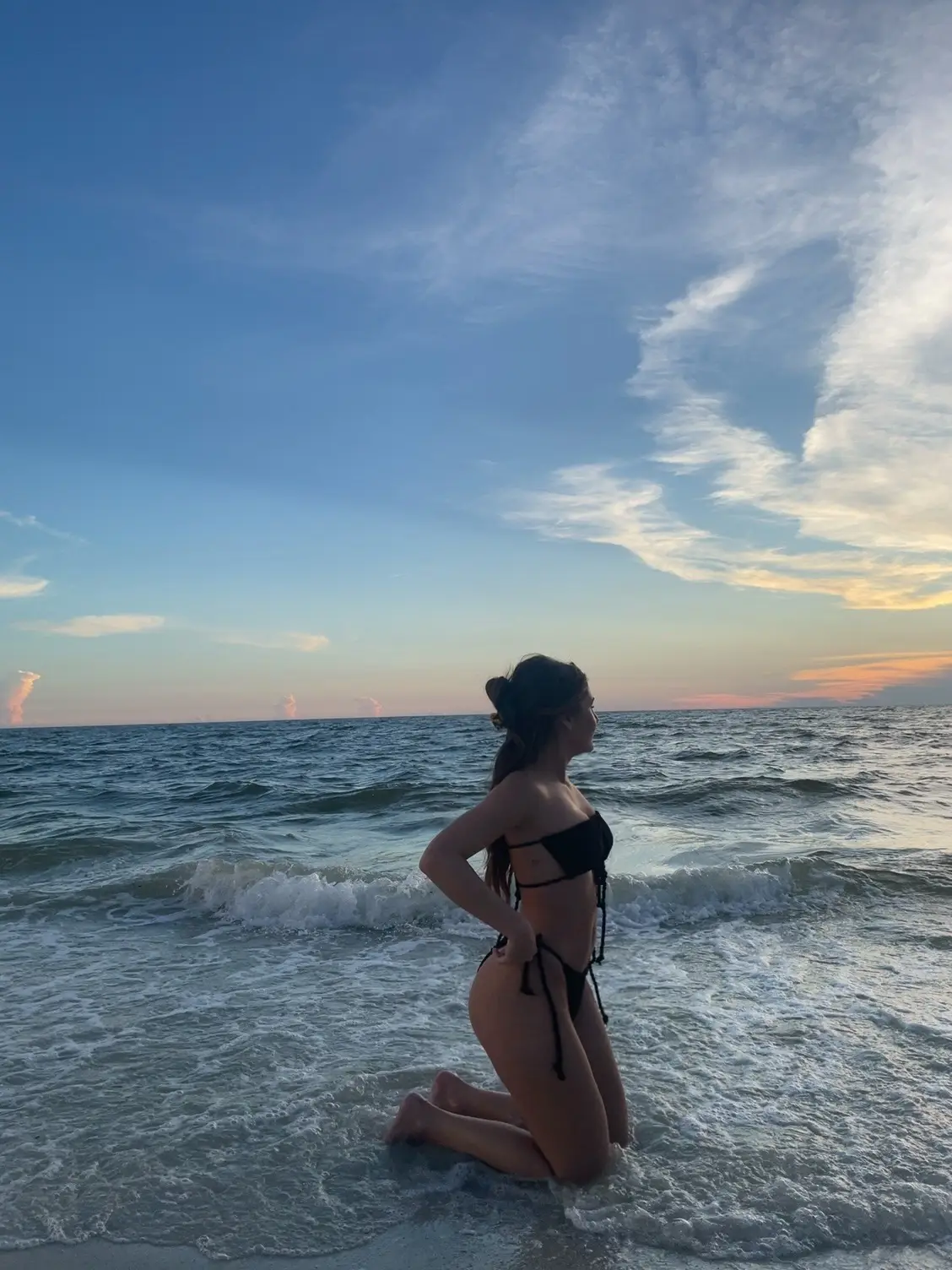 sunset pic + pose inspo 🤍 | แกลเลอรีที่โพสต์โดย Soph Mary | Lemon8