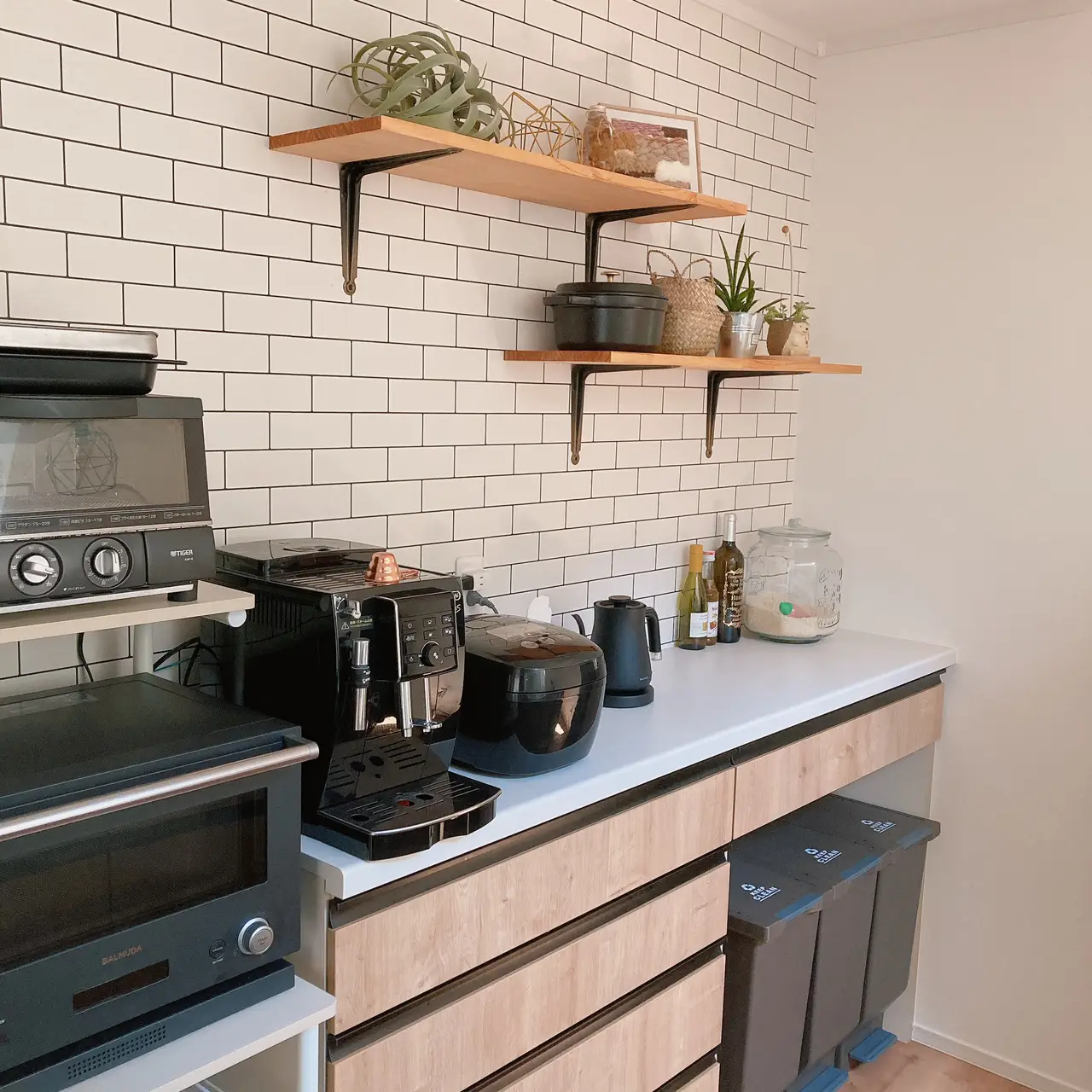 ライトグレイン× サブウェイタイル ☕💭 | HARUTAS |キッチン収納が投稿したフォトブック | Lemon8