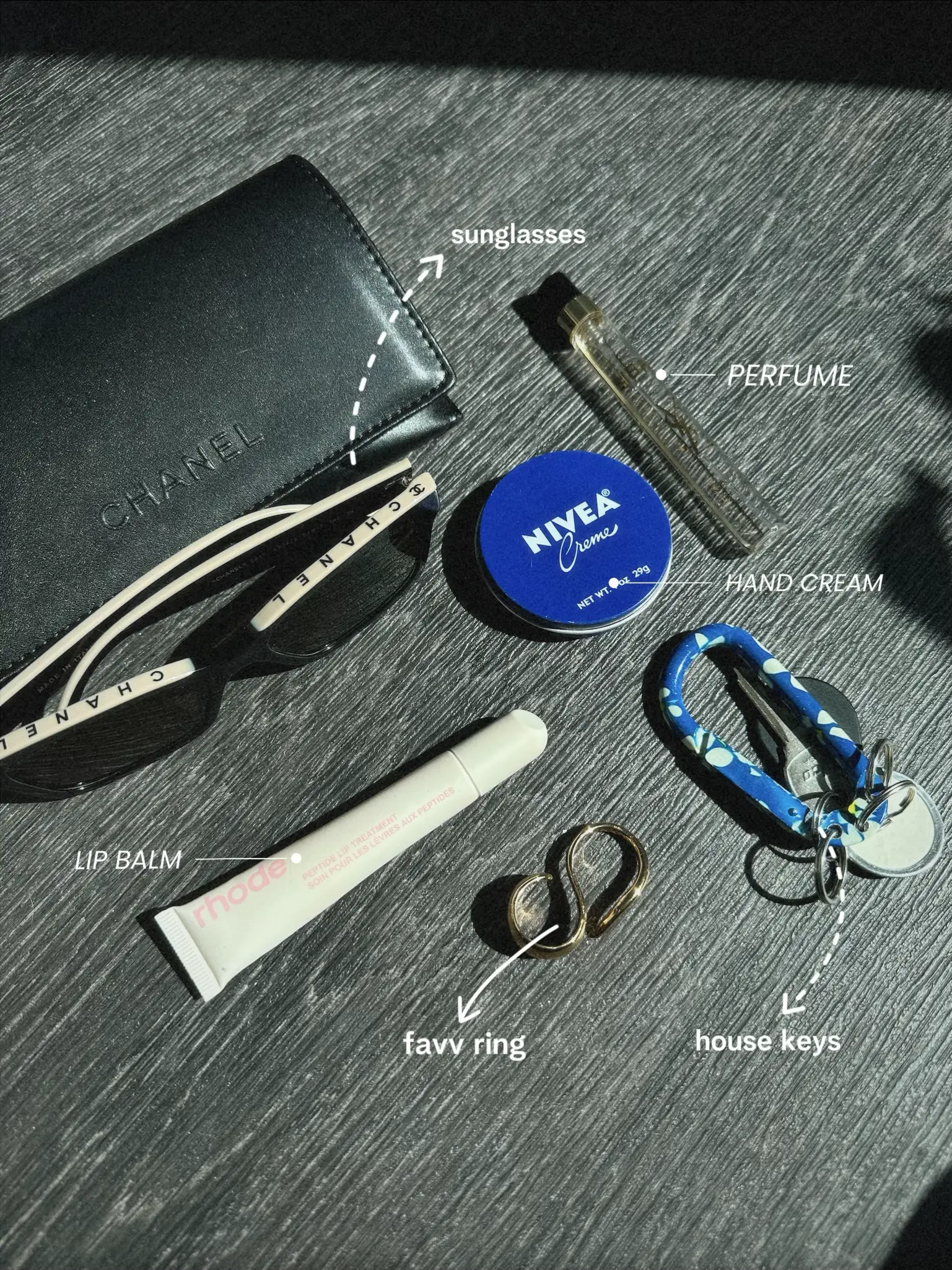 What’s in my bag!! Essentials only | แกลเลอรีที่โพสต์โดย Swati Patel | Lemon8