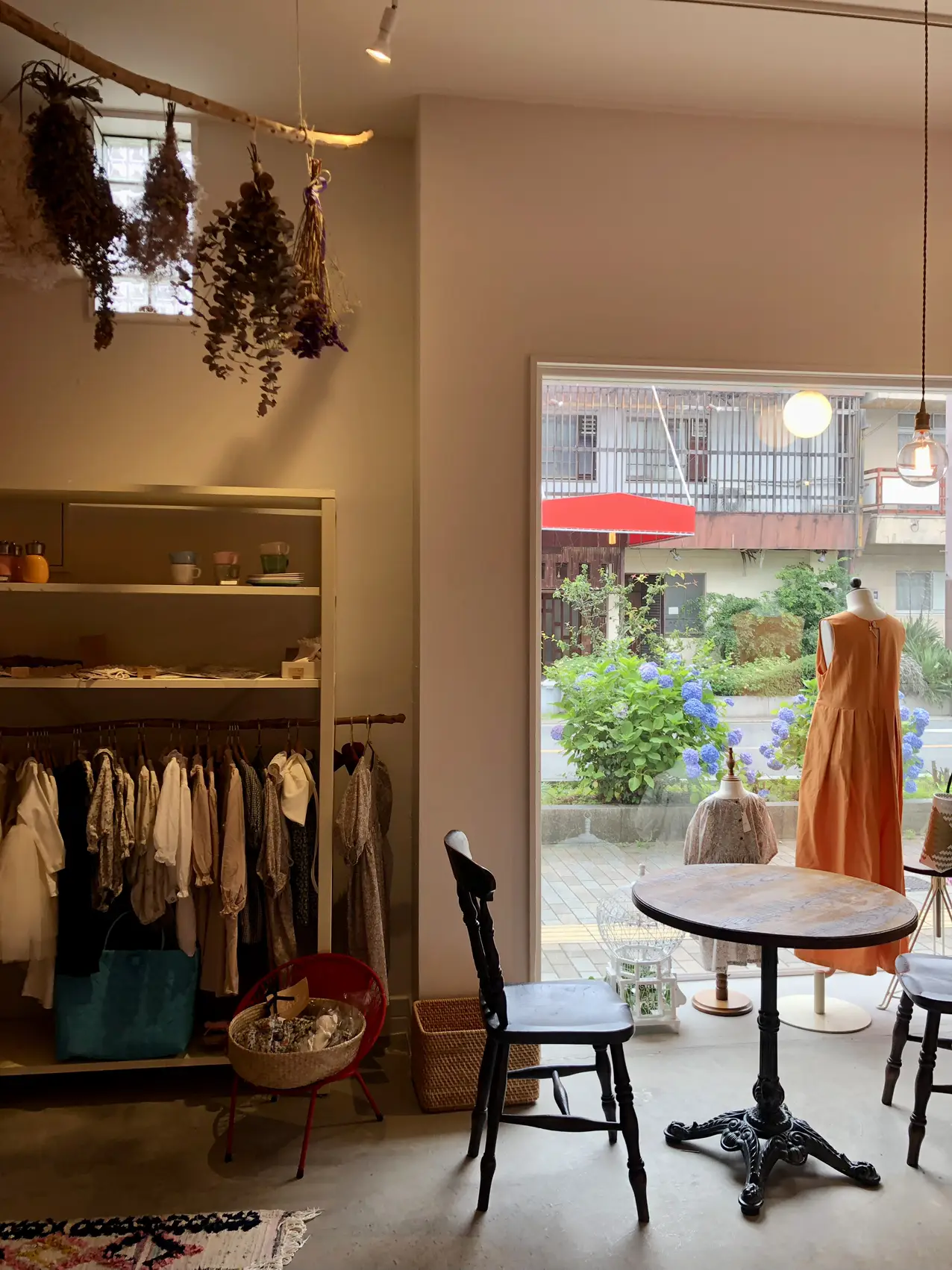 คาเฟ่ที่มีสไตล์พร้อมกำแพงที่สวยงามของ William Morris🍋 | แกลเลอรีที่โพสต์โดย yumiko.7609 | Lemon8