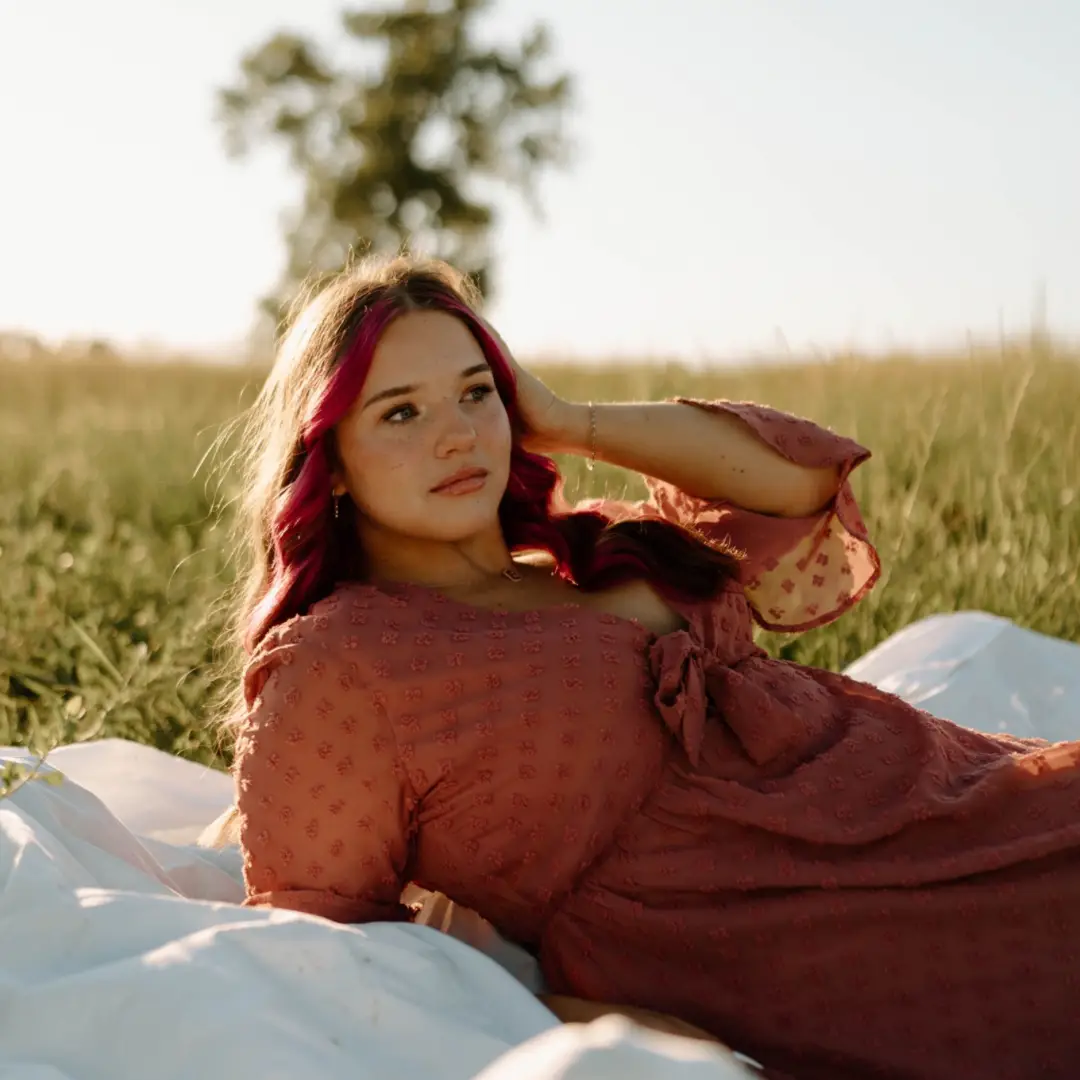 senior photo inspiration 💐🪩🦋 | แกลเลอรีที่โพสต์โดย Ashlyn Dinger | Lemon8