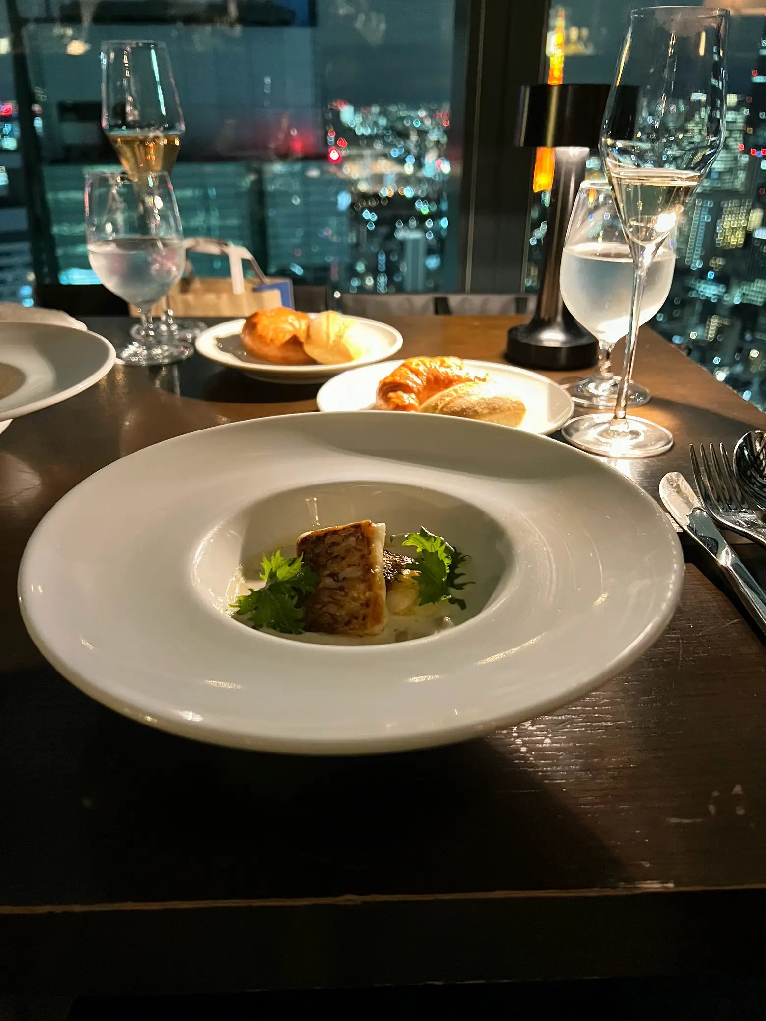 A stylish bar with a view of Tokyo Tower from 215 meters above the ...