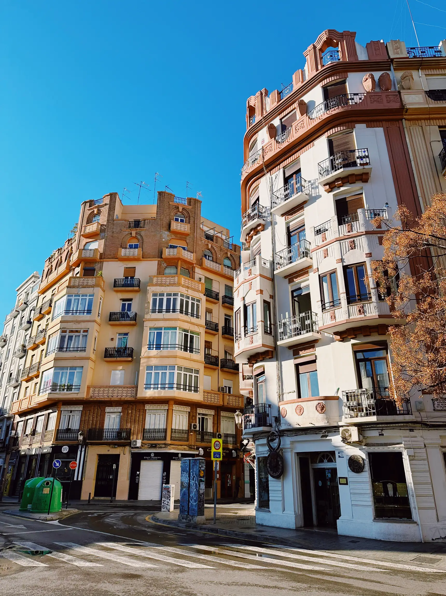 Cafe hopping ☕️ in Valencia 🍊 | แกลเลอรีที่โพสต์โดย Ian | Lemon8