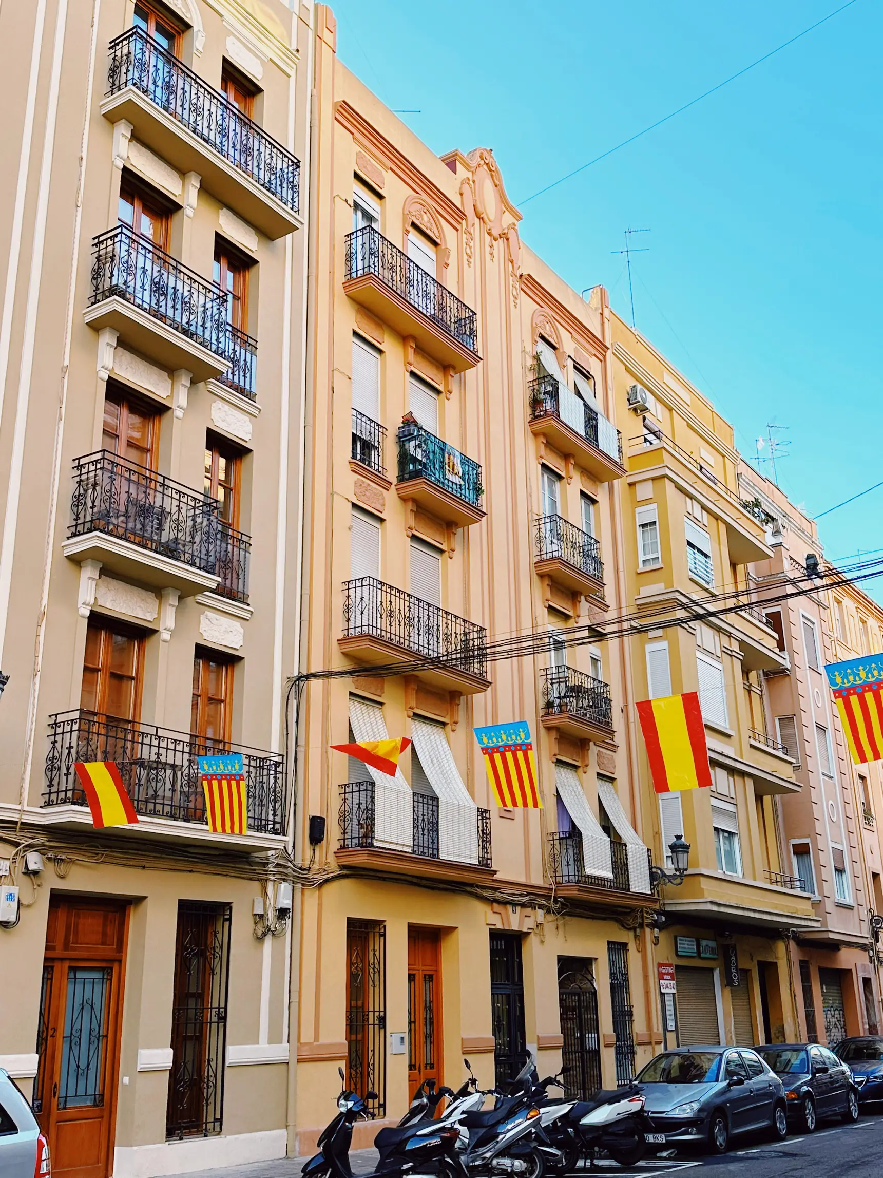 Cafe hopping ☕️ in Valencia 🍊 | แกลเลอรีที่โพสต์โดย Ian | Lemon8