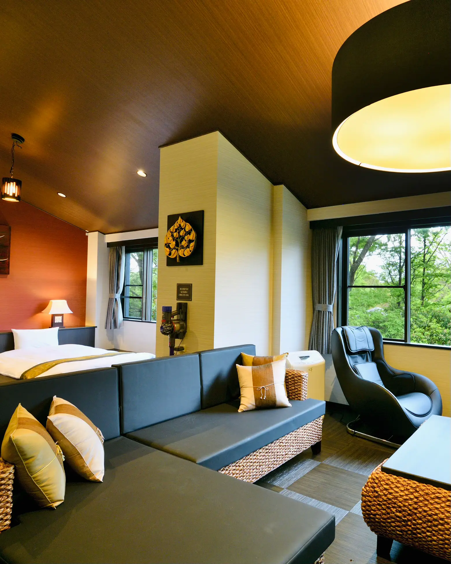 Luxury hot spring hotel standing in the quiet forest of Izu Kogen ...
