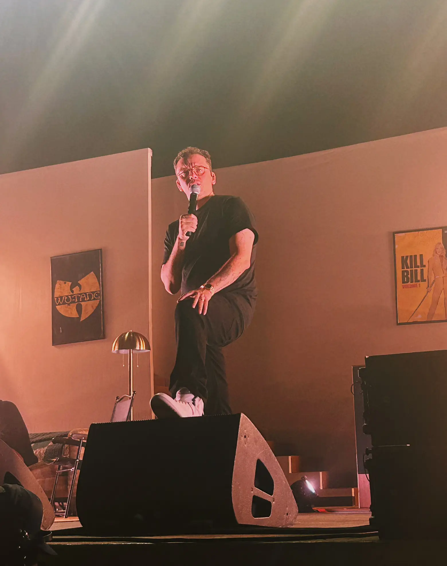 men rapping with their leg on a speaker | แกลเลอรีที่โพสต์โดย angelina ...