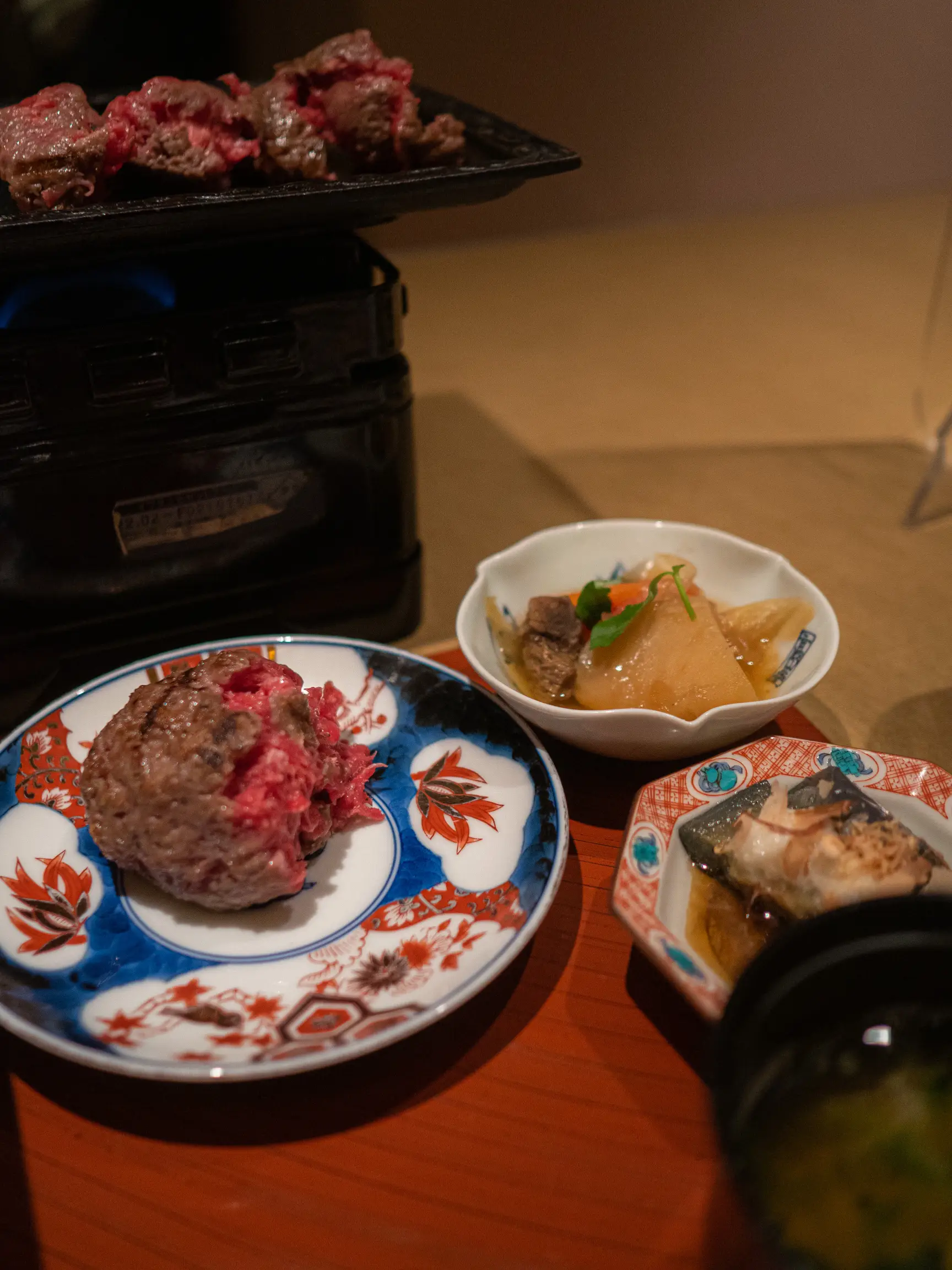 ทางเลือกของชามขนาดเล็กและแฮมเบอร์เกอร์เนื้อญี่ปุ่นอายุชุดอาหารมากกว่า ...