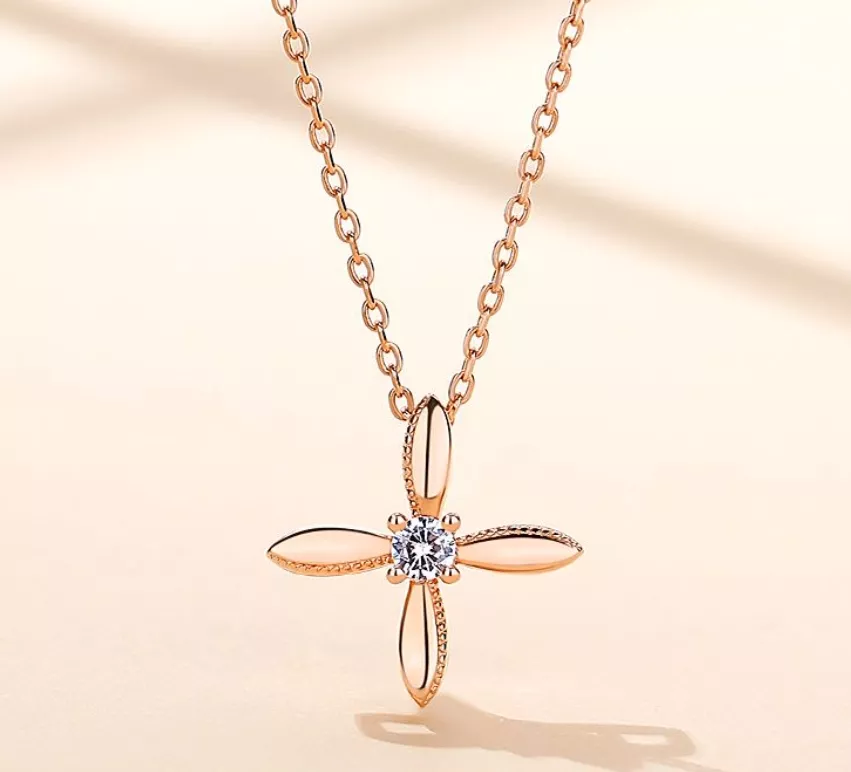 It's so beautiful.Four-leaf clover cross necklace | แกลเลอรีที่โพสต์โดย ...