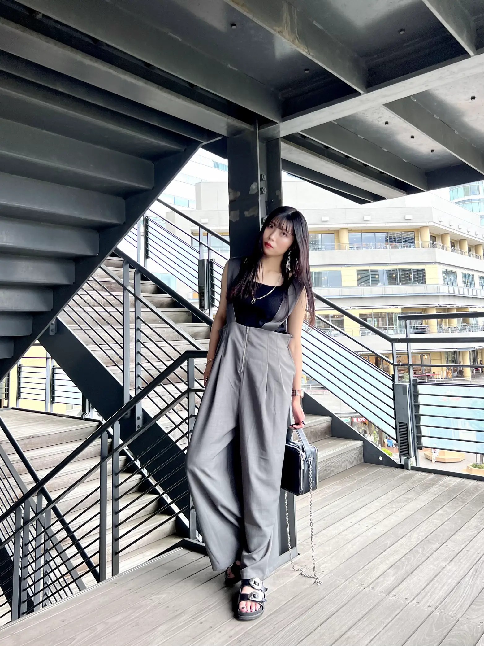 【ZOZOTOWN】楽ちんサロペコーデで作る大人可愛いお出かけコーデ🩶👟🛒 | MONAMIが投稿したフォトブック | Lemon8