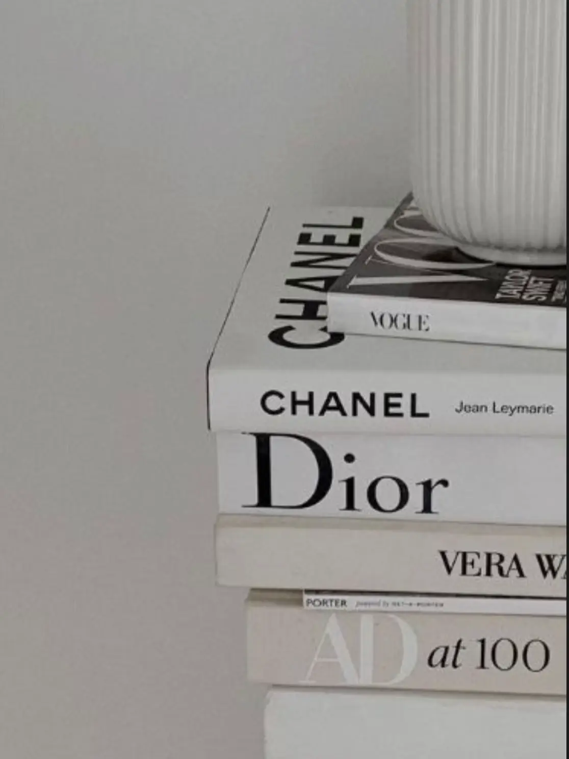 Wallpaper Aesthetic Dior - Lemon8 Search