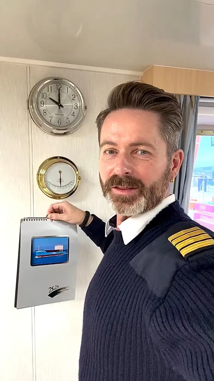 毎年、私は隠れた熱心なファンから、その年の最高の写真で特別に作られたカレンダーを受け取ります。 大変 | Capt Tom Rayの投稿動画 ...