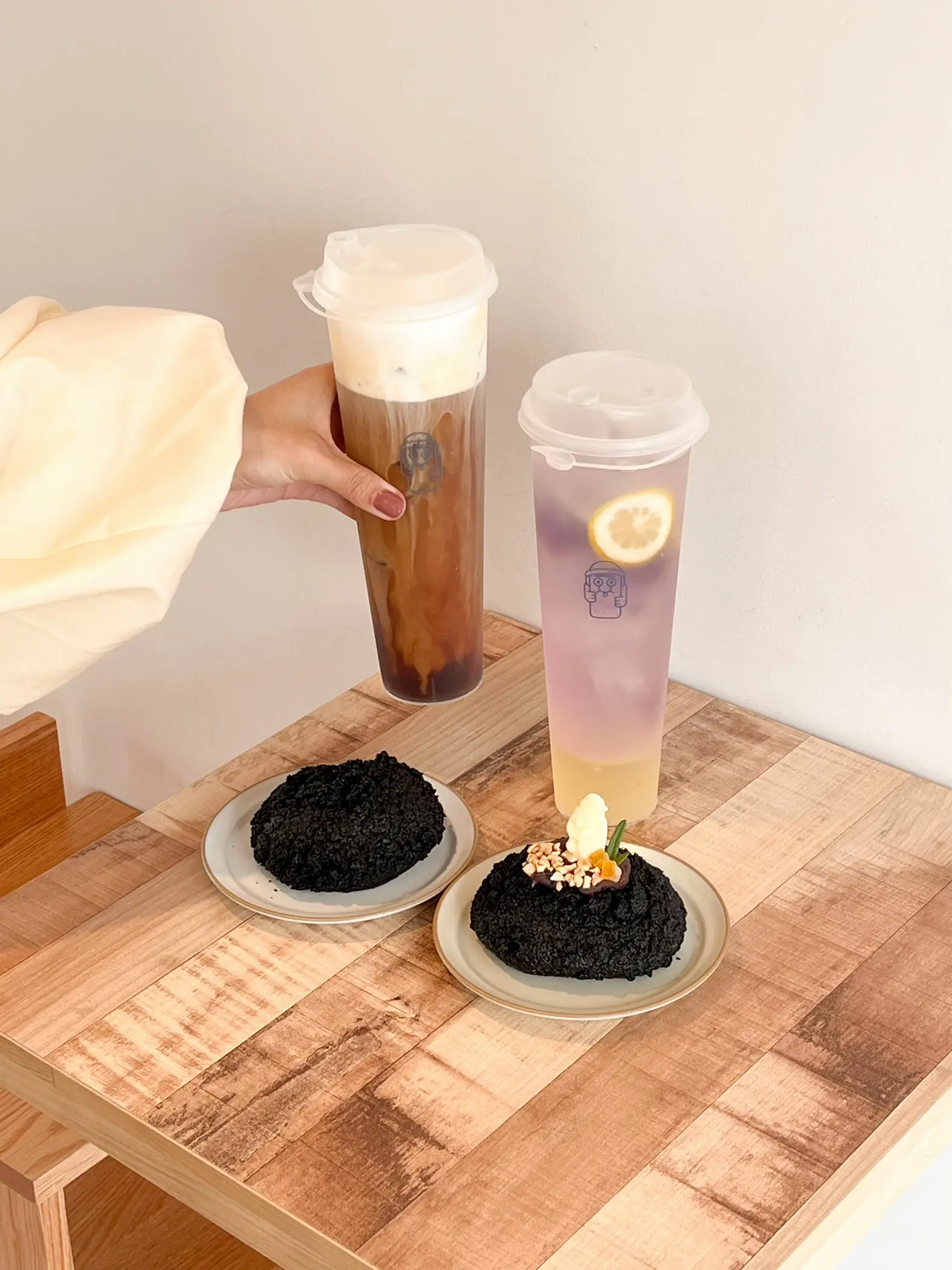 【850mlのメガドリンク！？😳】過去1大きいドリンク🥤のび〜るチーズのソボロパン🤤 | 🍨すみれが投稿したフォトブック | Lemon8