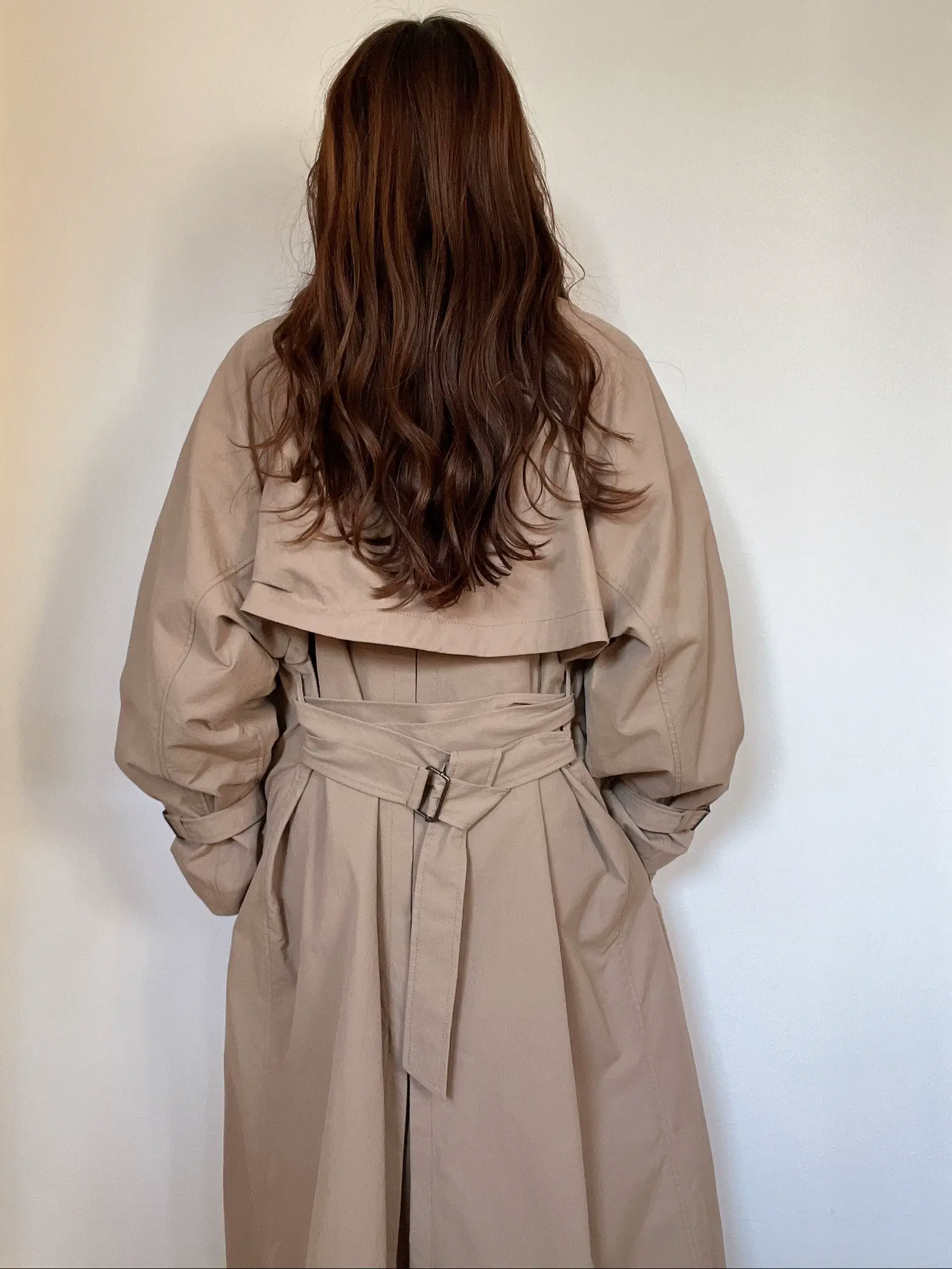 เทรนช์โค้ท × สายถักสีเทา | แกลเลอรีที่โพสต์โดย tomo. | Lemon8